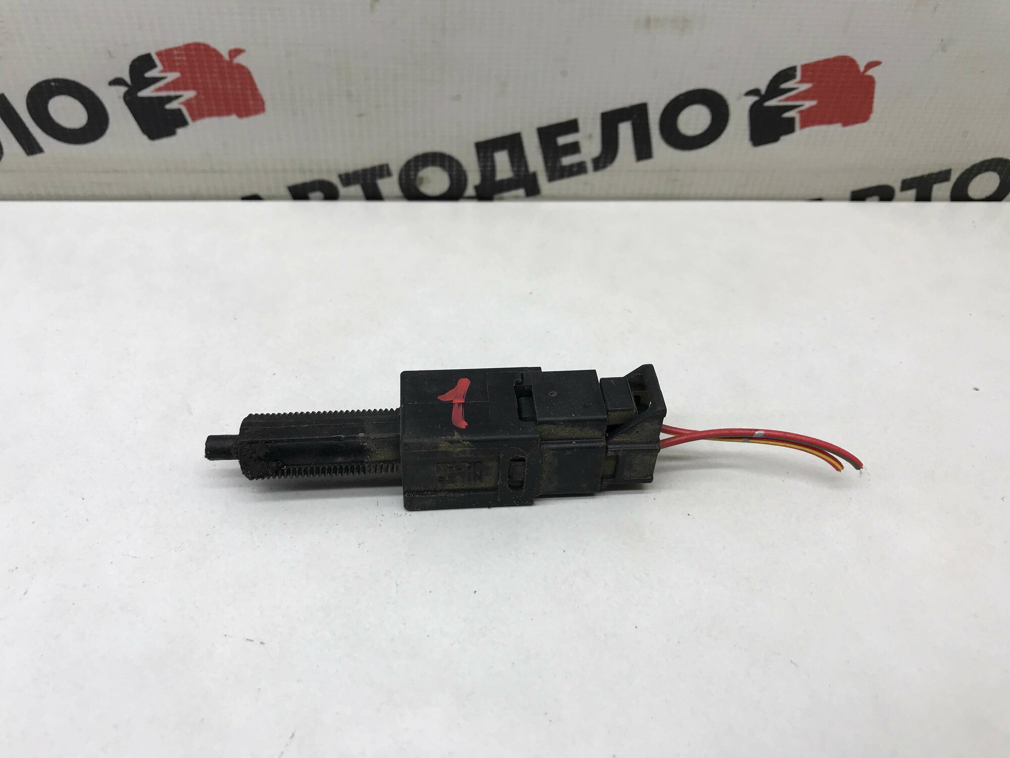 Концевик педали тормоза Nissan Maxima A33 2000 г.в