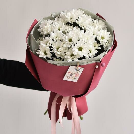 Букет из пяти белых кустовых хризантем сорта Баккарди в яркой стильной упаковке