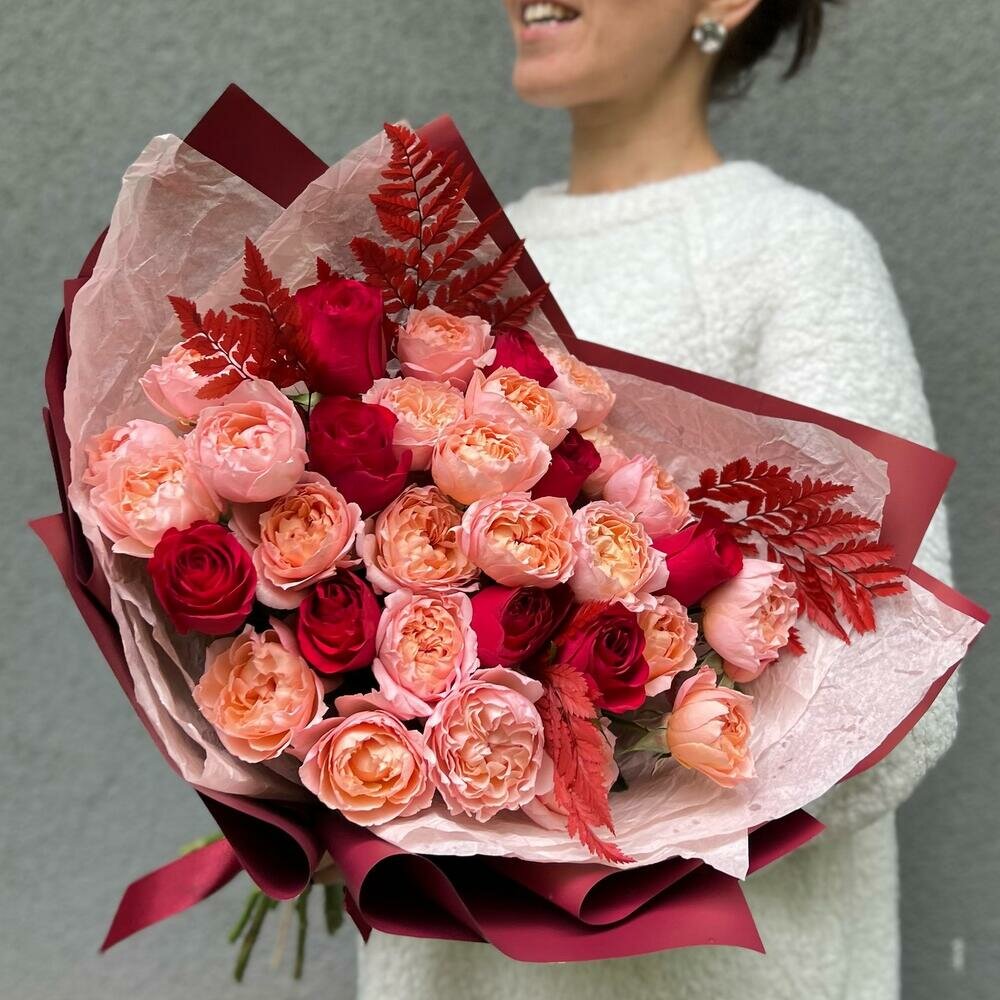 Букет из кустовых пионовидных роз Джульетта, красных роз и стабилизированного папоротника