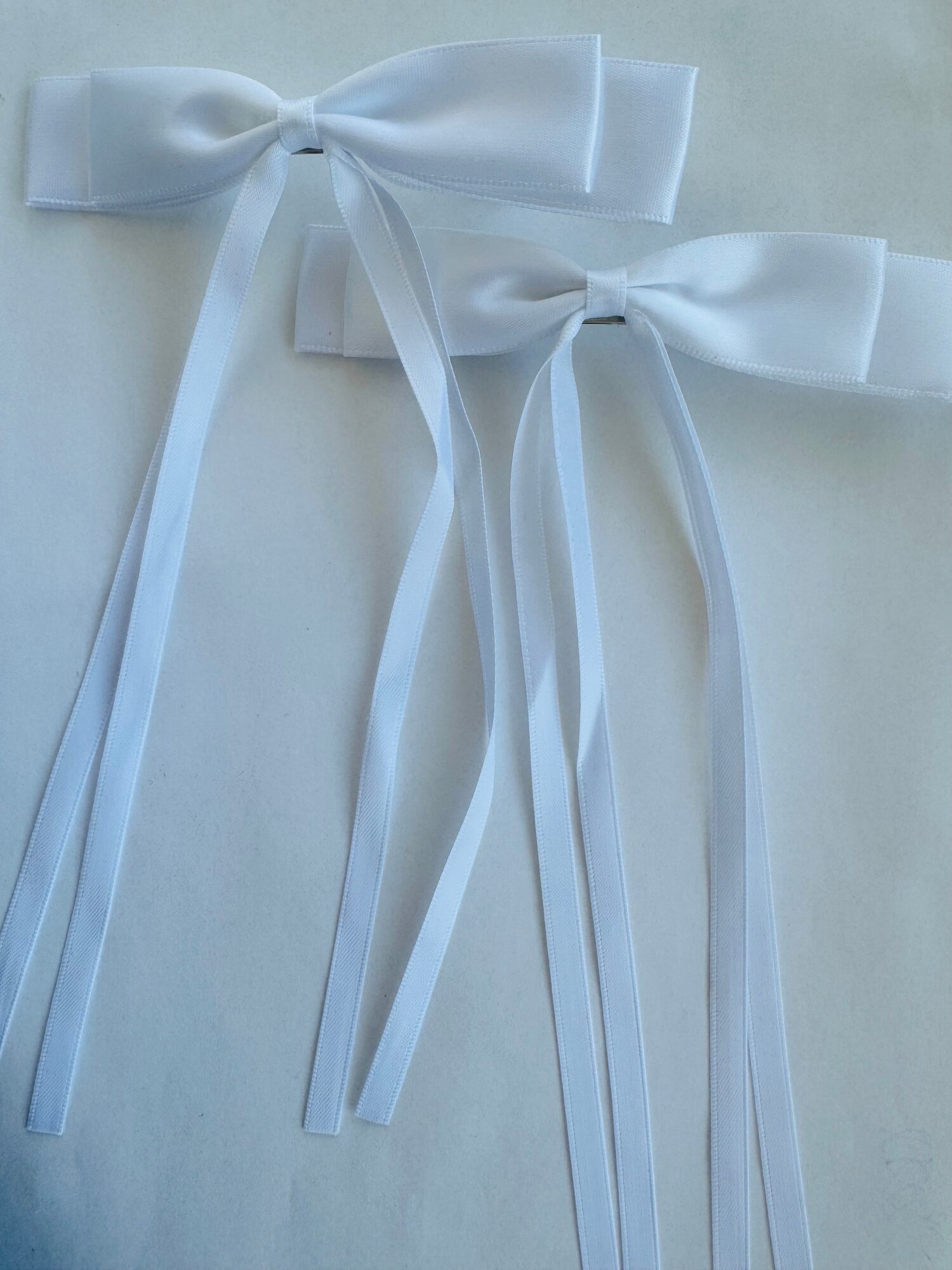 Атласный Бант для волос белый на заколке 2 шт. ZH