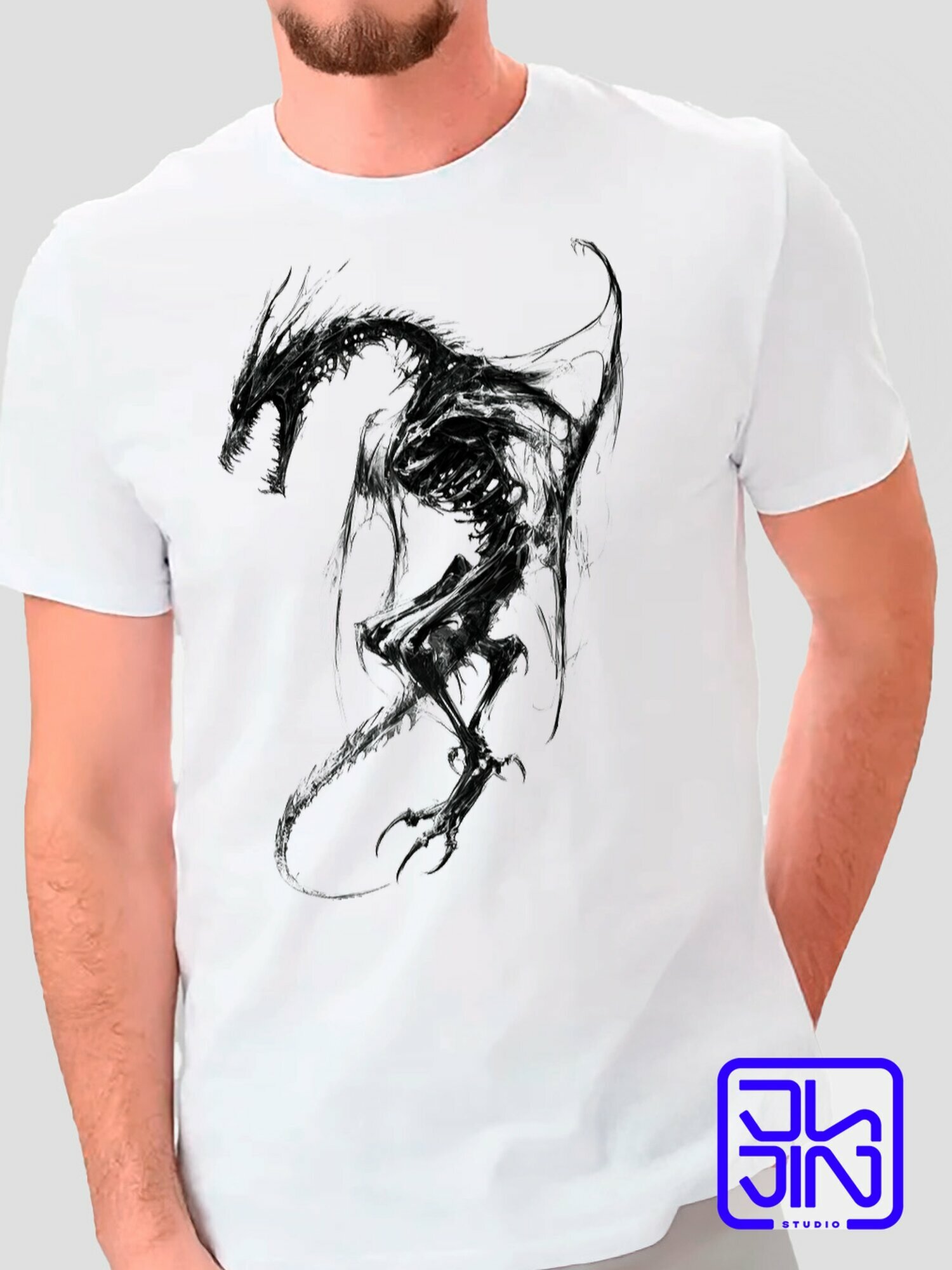 Футболка классическая мужская с авторским принтом Черно-белый агрессивный дракон со скелетом и вызывающим черепом на белом фоне, белый хлопковый трикотаж с прикольным рисунком на груди