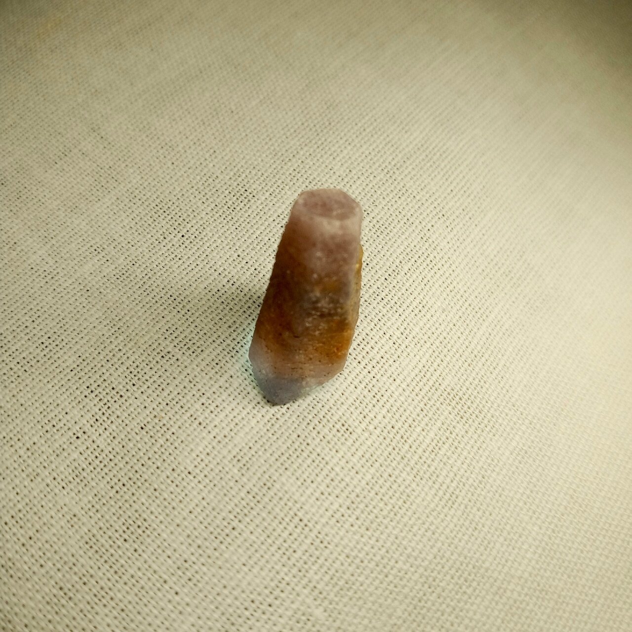 Фиалковый поделочный камень Природный элемент, 1 шт, цвет разнообразный