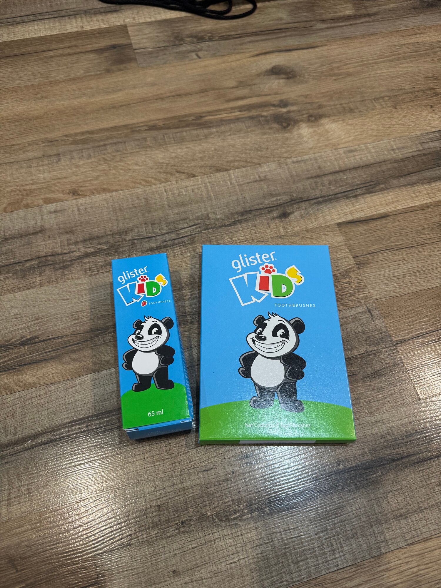 Зубная паста Amway Glister Kids, для детей, клубничный вкус, фтор, 65 г + glister™ Kids Зубные щетки 4 штуки в упаковке