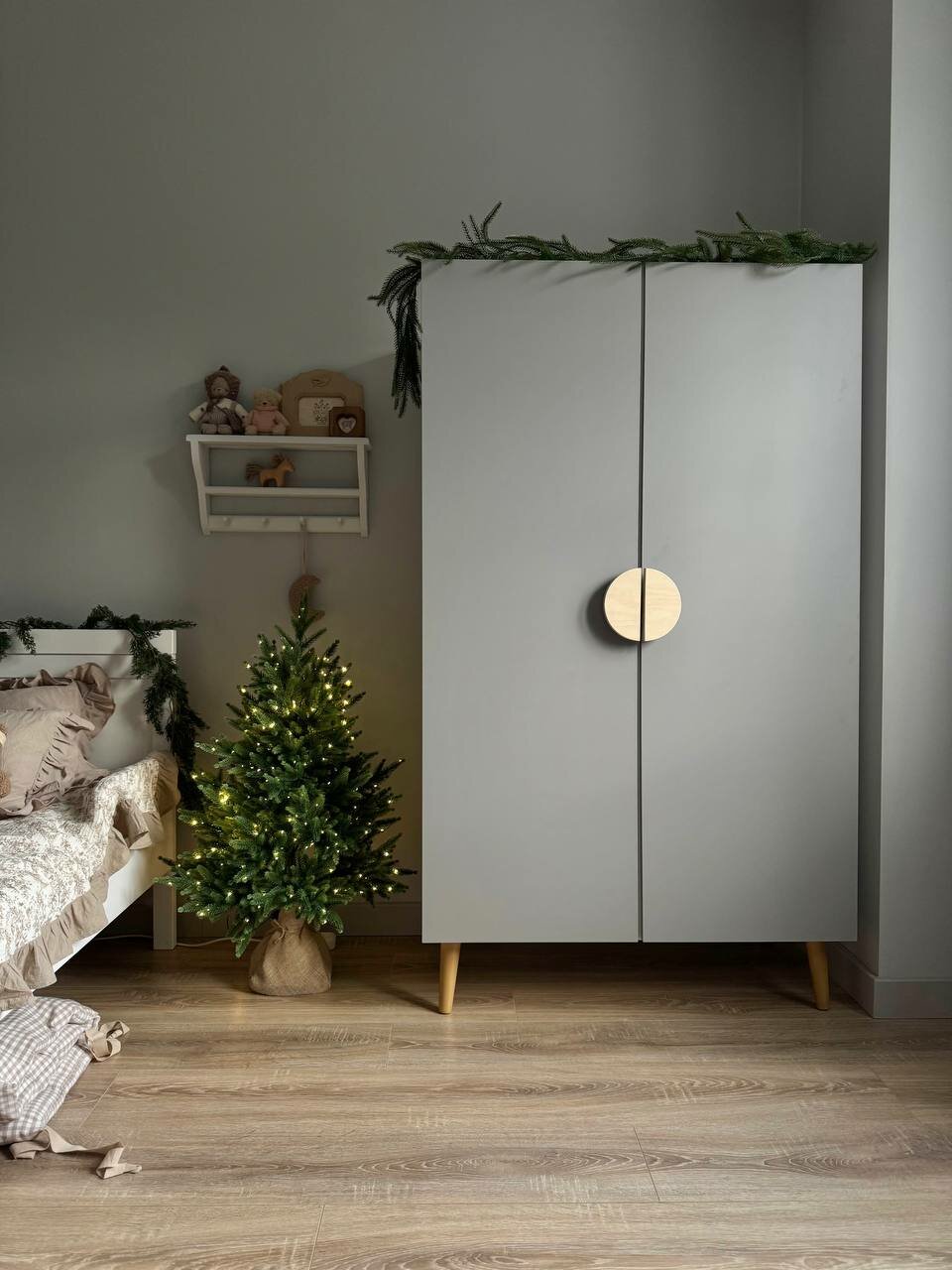 Детский шкаф для вещей распашной Монтессори 2.0, серый с деревянными ручками на деревянных ножках