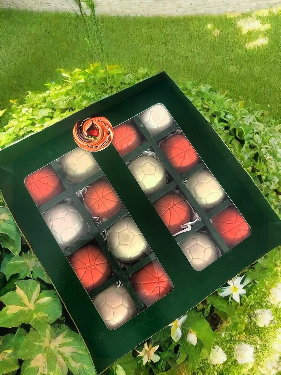 Набор шоколадных мячей "Мячи", бельгийский, молочный, без сахара, 16 штук, картонная упаковка