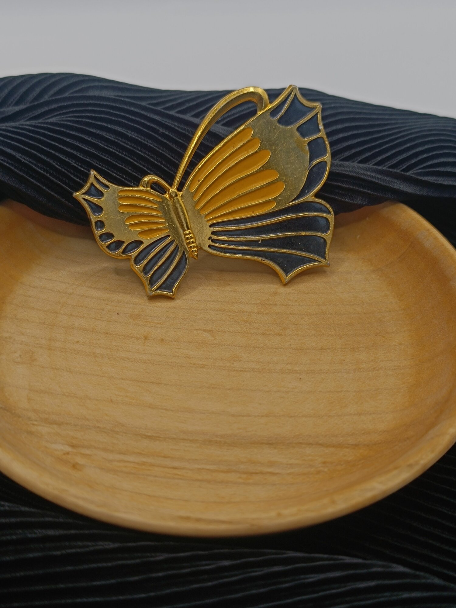 Винтажная брошь, горячая эмаль. В реставрацию.