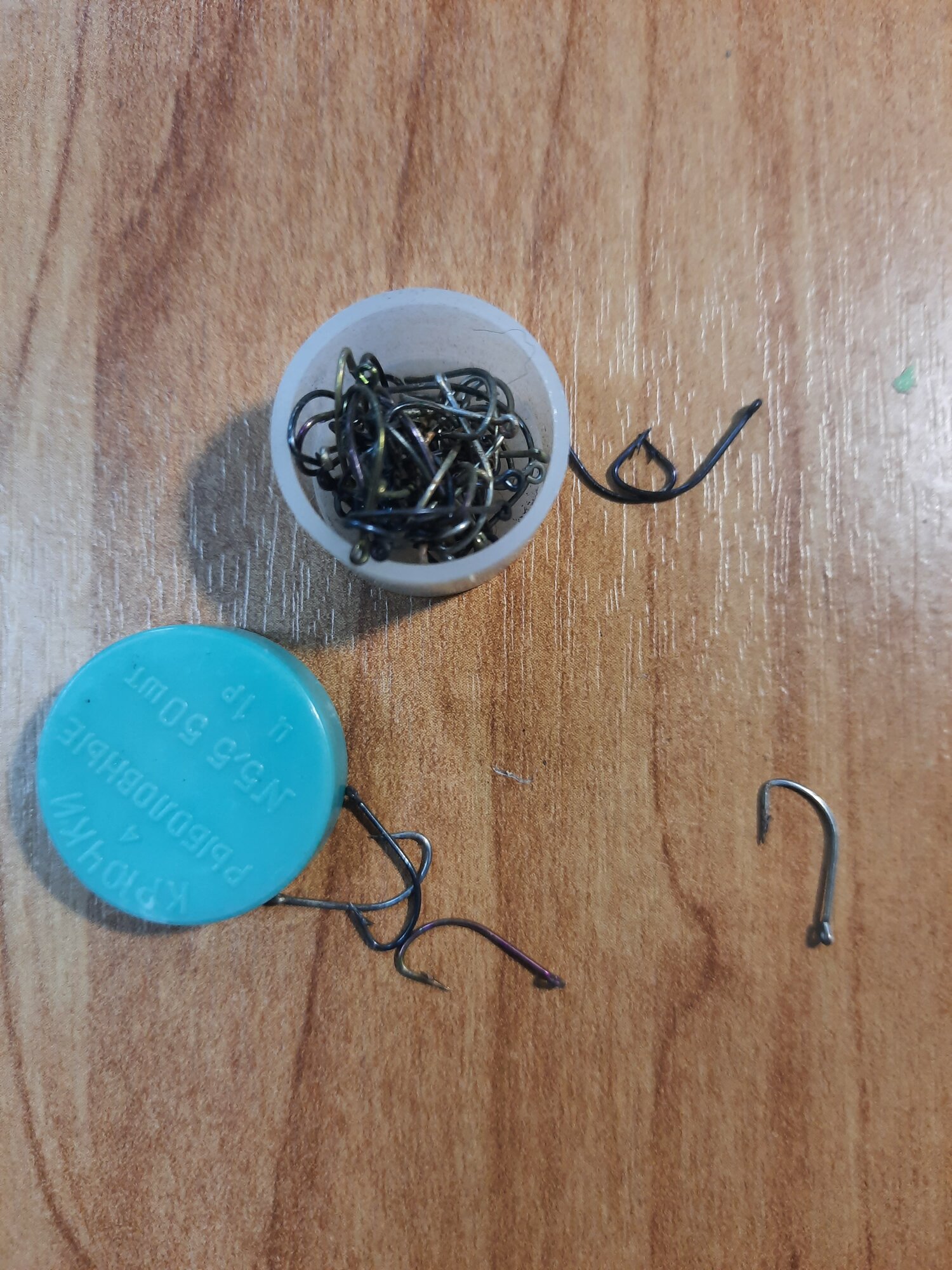 Рыболовные крючки СССР! № 5.5 (50штук в баночке) в оригинальной баночке, с ушком, завод "Арсенал" Киев, Ц.1р.