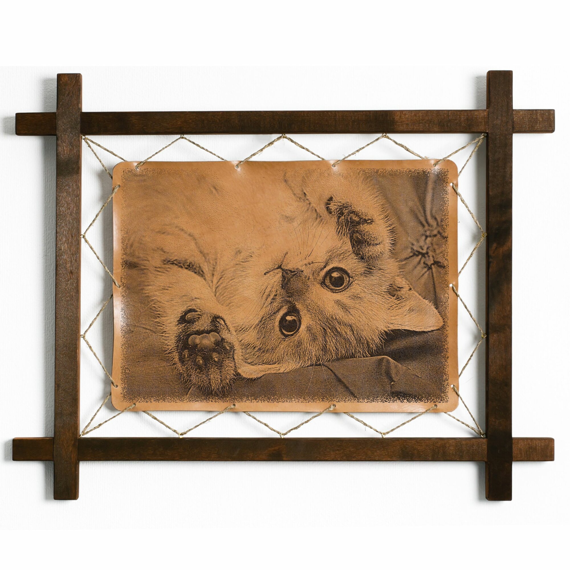 Картина интерьерная из кожи "Кот показывает лапки", BoomGift