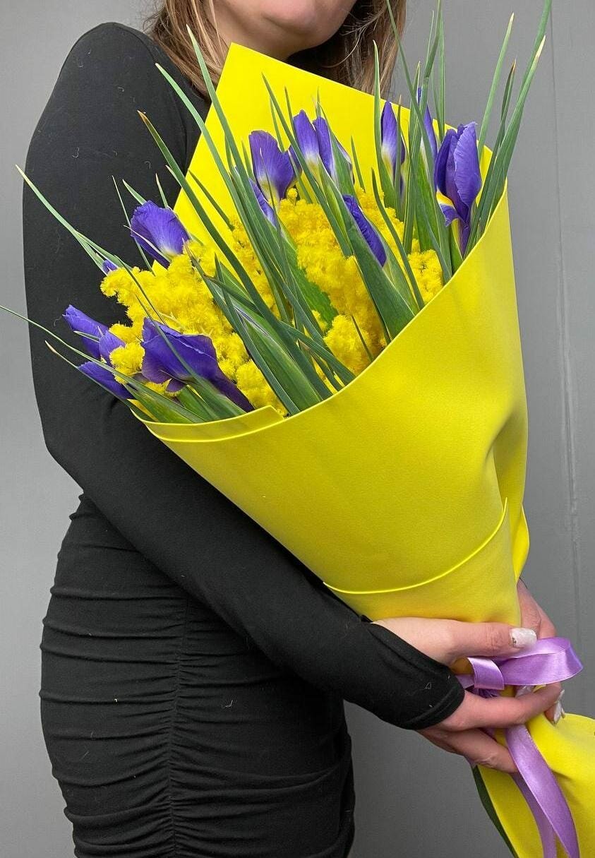 Букет из 17 живых ирисов и мимозы в упаковке из фоамирана, подарок весенний букет на 8 марта