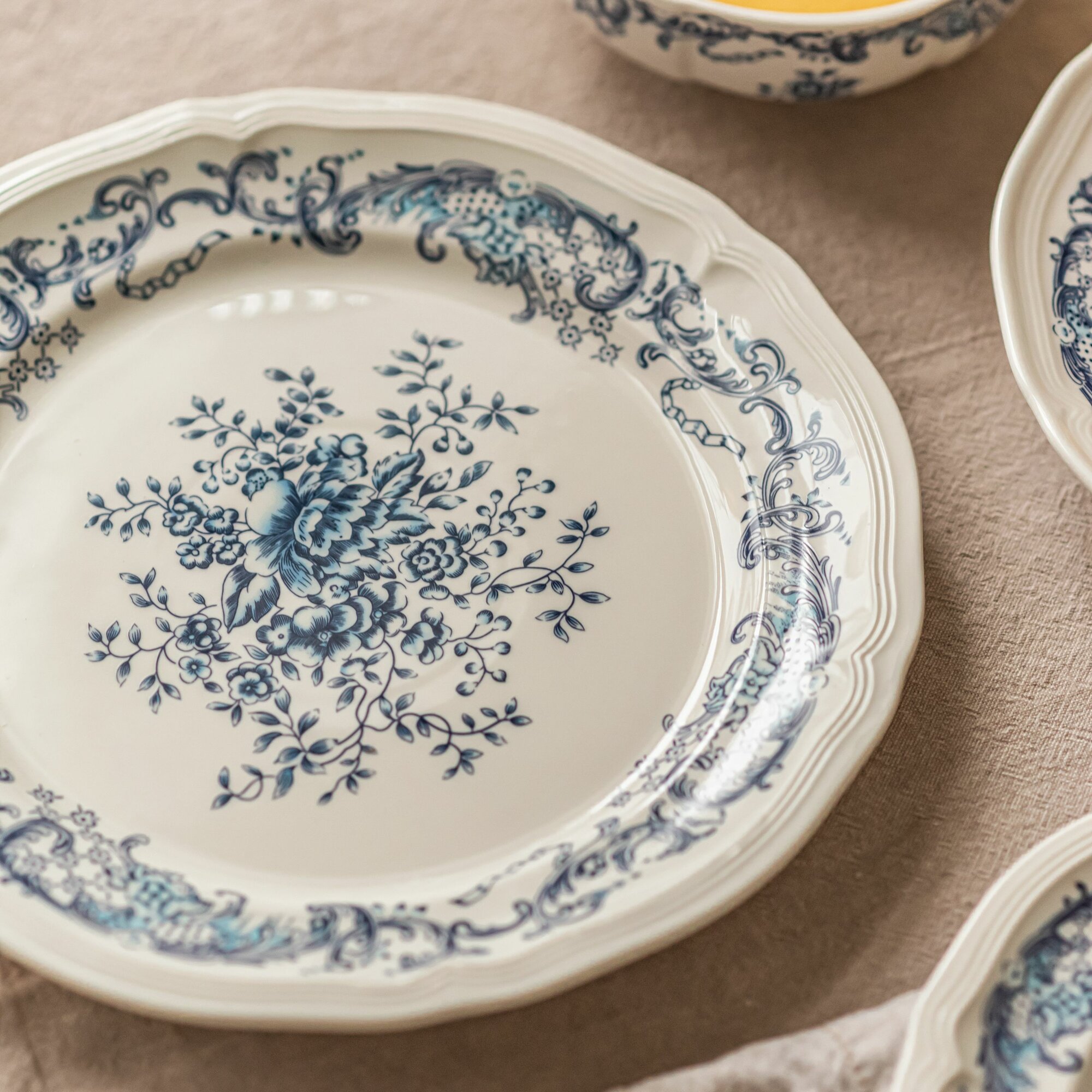 Тарелка керамическая плоская 26 см с рисунком, винтаж