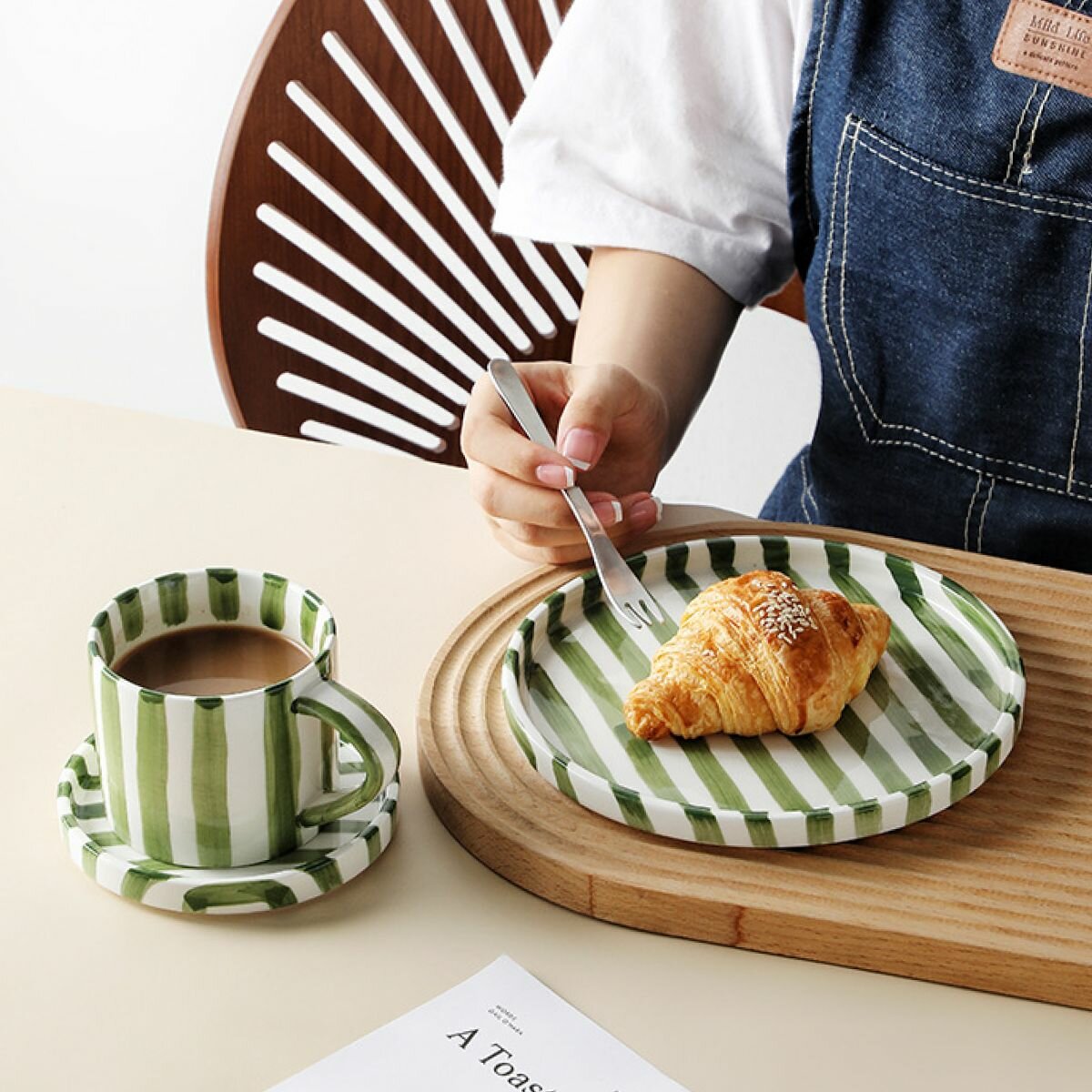 Стильный набор столовой посуды из фарфора с тарелками и чашками для сервировки и украшения стола