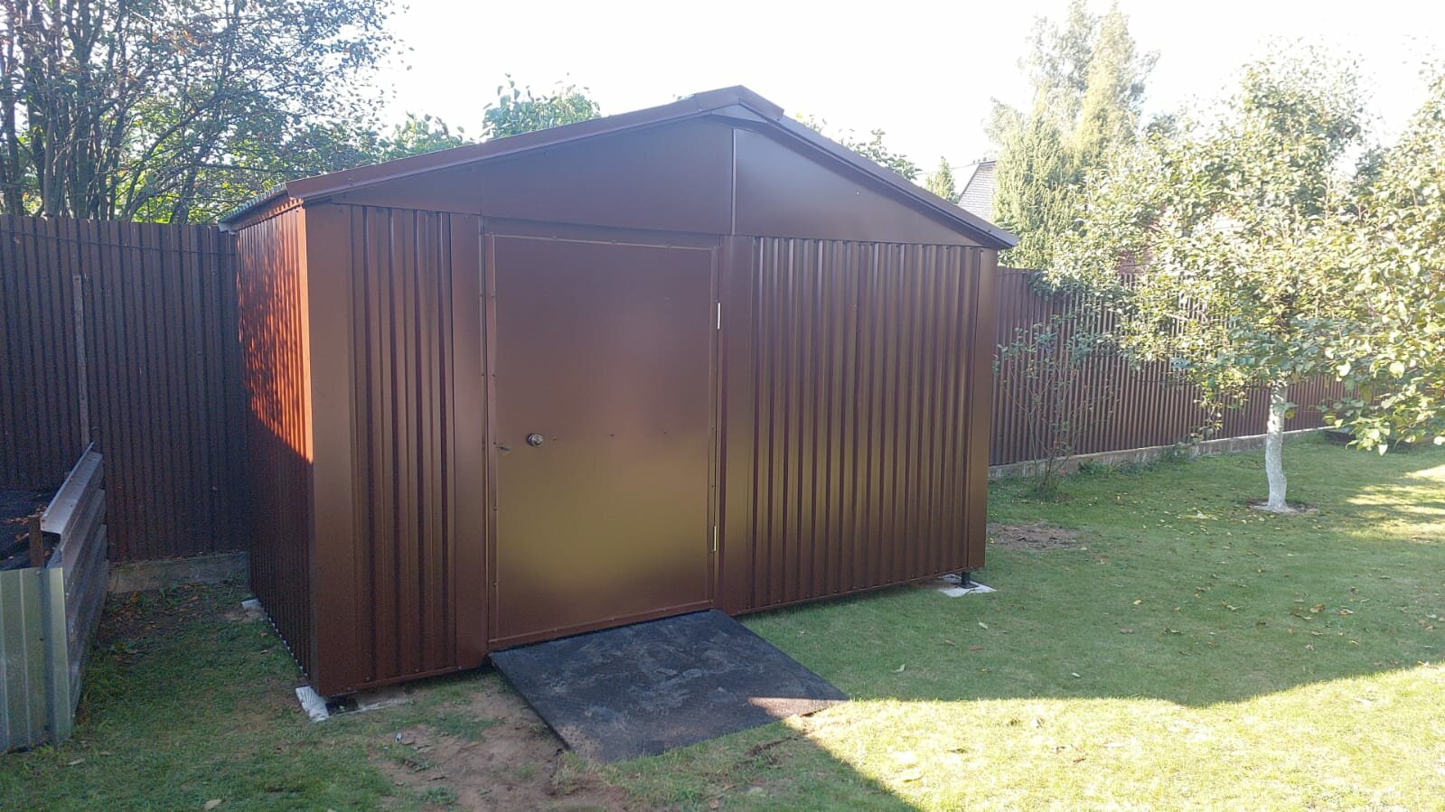 Металлический хозблок 3,84х1,85м, дверь 120 см, со сборкой на плитку, с полом металл и пандус.