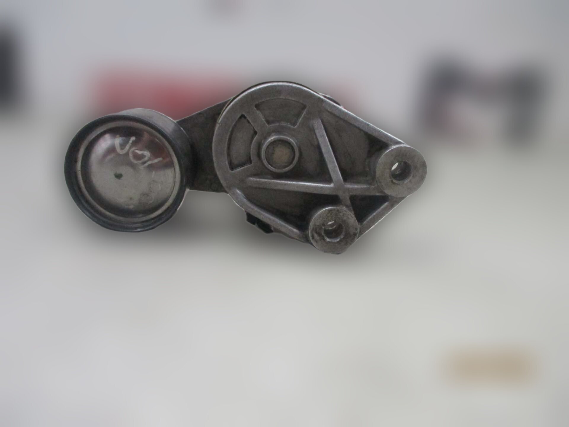 Кронштейн натяжителя ремня генератора двигателя D12 Volvo FH, FM