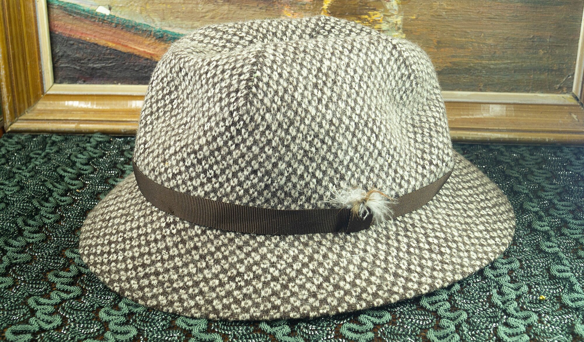 Винтажная шляпа из натуральной шерсти, с украшением из перьев, английского модного дома Kangol. Унисекс/ мужская / женская. Великобритания, 1990 гг.