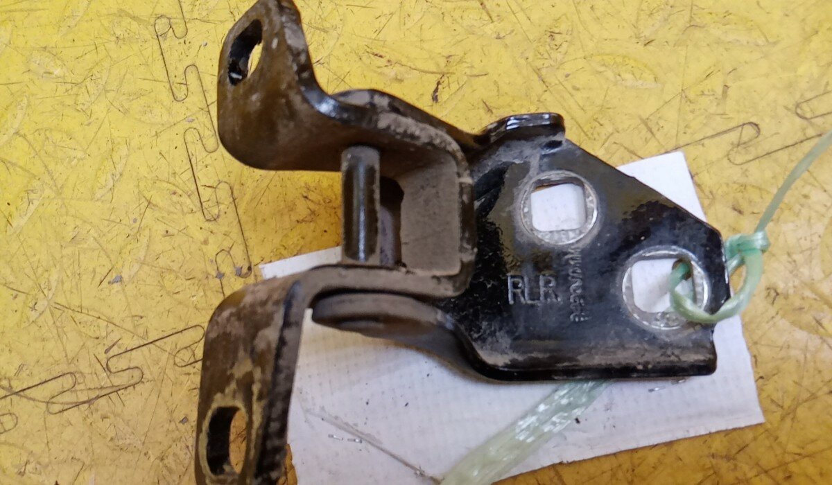 Петля двери задней правой нижняя Sebring/Dodge Stratus Chrysler 4880012AB