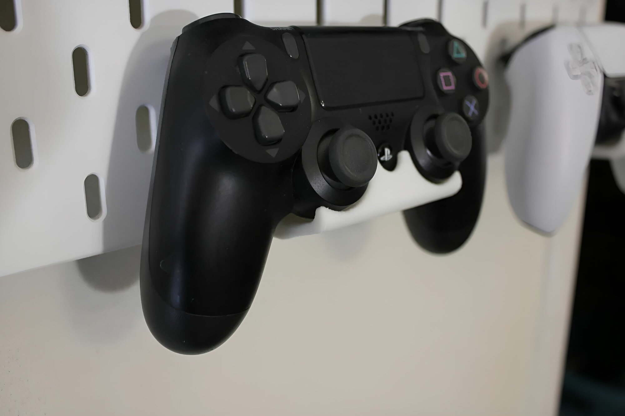 Держатель на панель Ikea Skadis для контроллера Playstation 4 DualShock