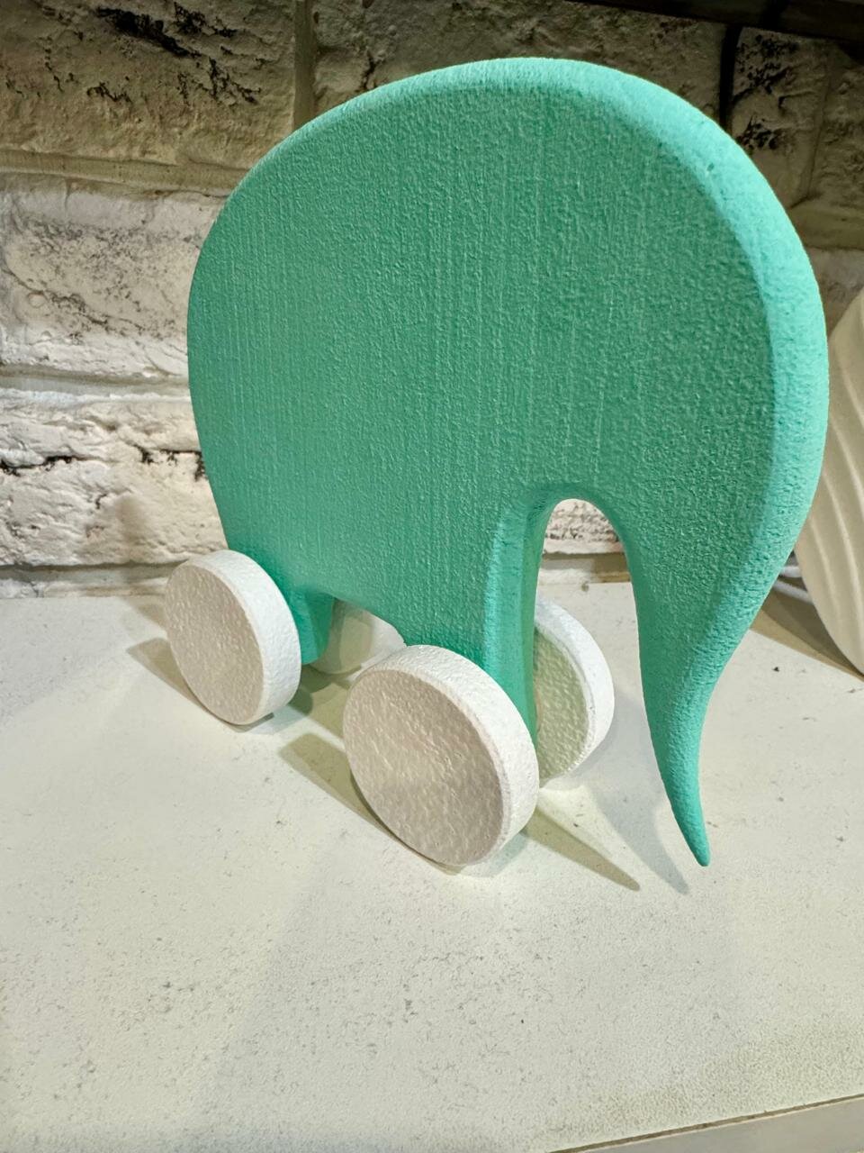 Игрушка деревянный слон на колесах