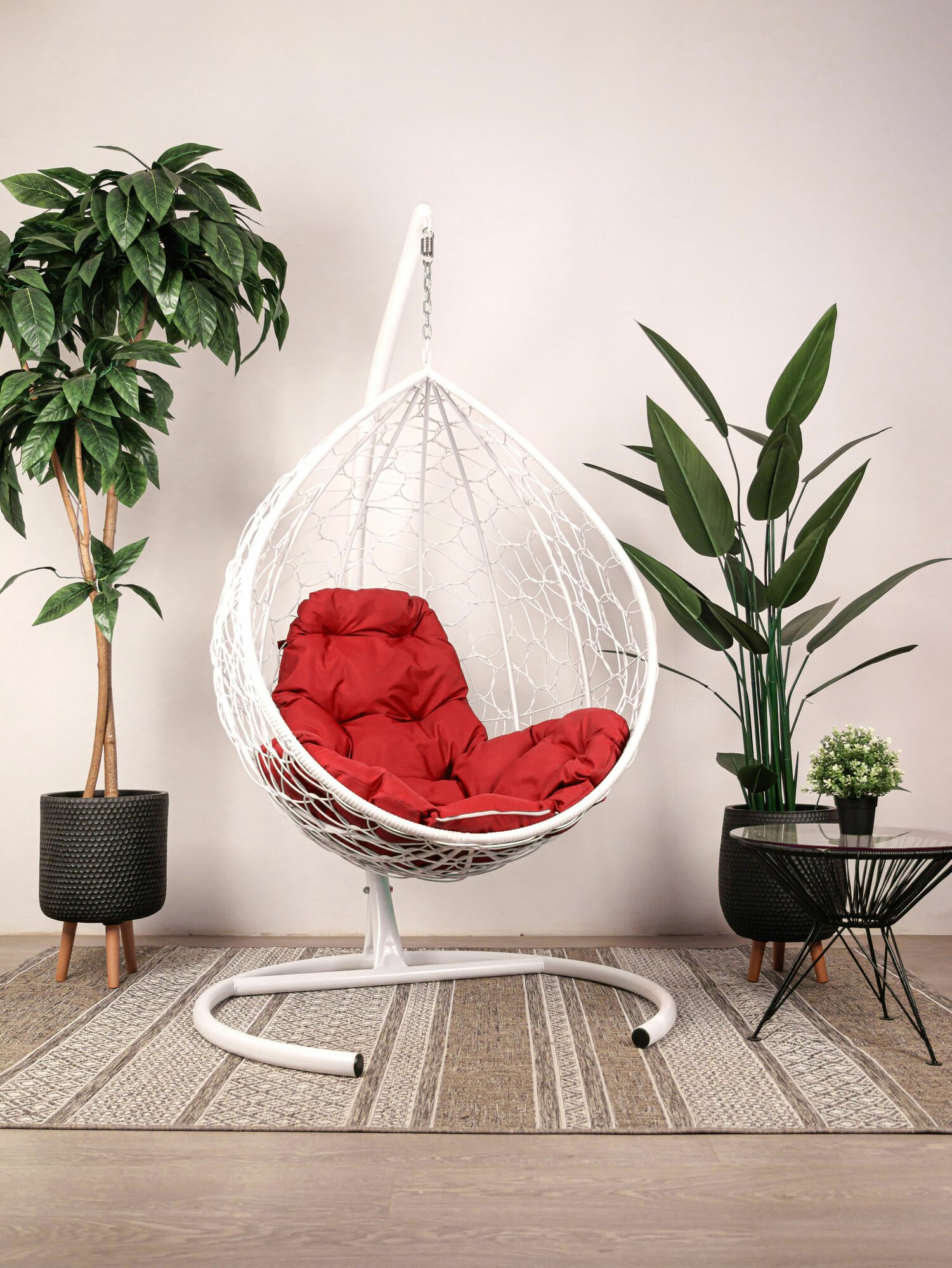 Подвесное кресло капля, с ротангом белое, красная подушка
