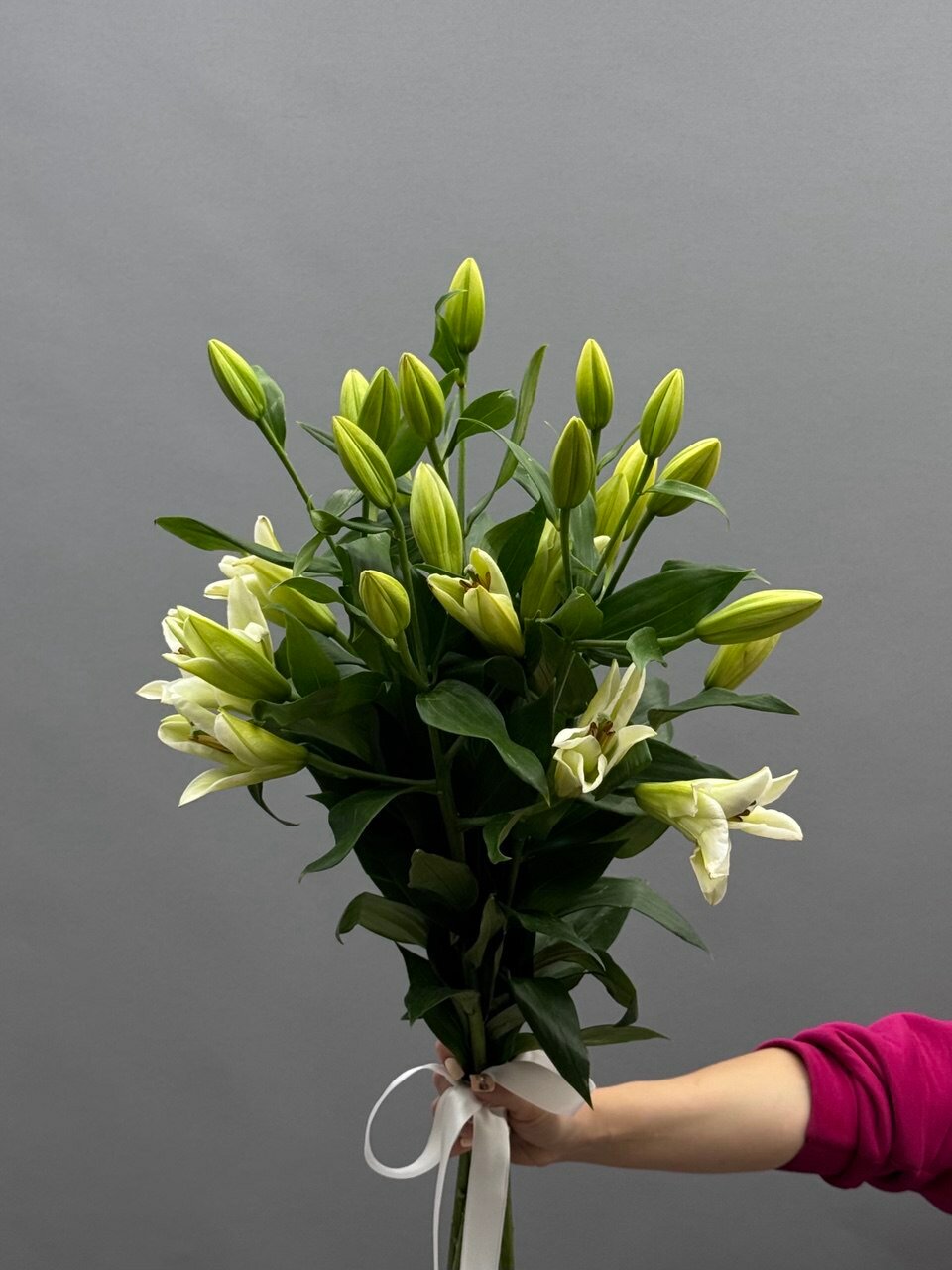 Букет лилий 5 штук, от "Exotica flowers", размер S Высота 80 см