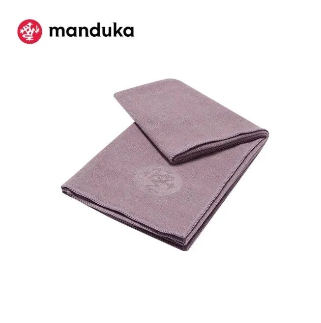Мягкое спортивное полотенце Manduka eQua из искусственной замши, приятное для кожи и быстросохнущее, с превосходной впитываемостью пота и нескользящей текстурой, размером 67 на 40 см.