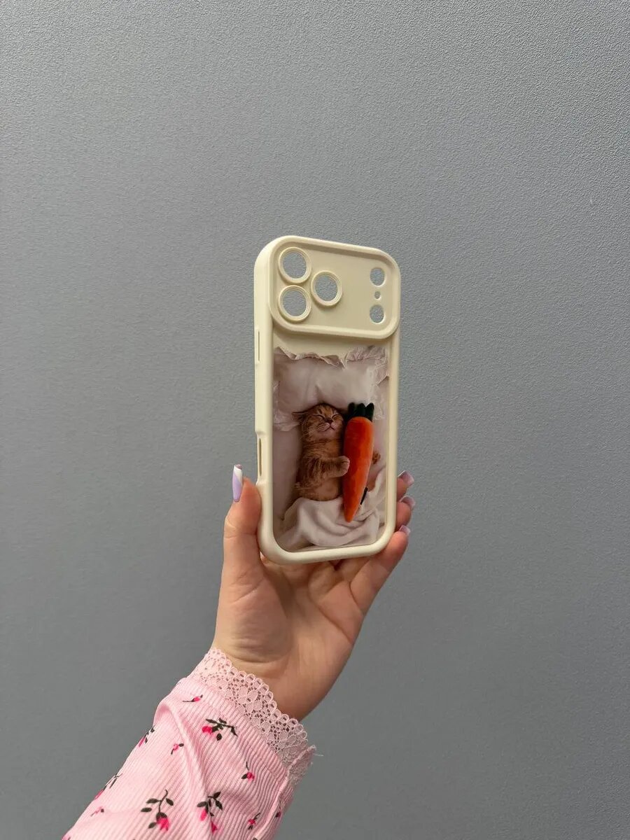 Чехол на Iphone 17 Pro Max, цвет бежевый, принт "Котик с морковкой" . — фото 1