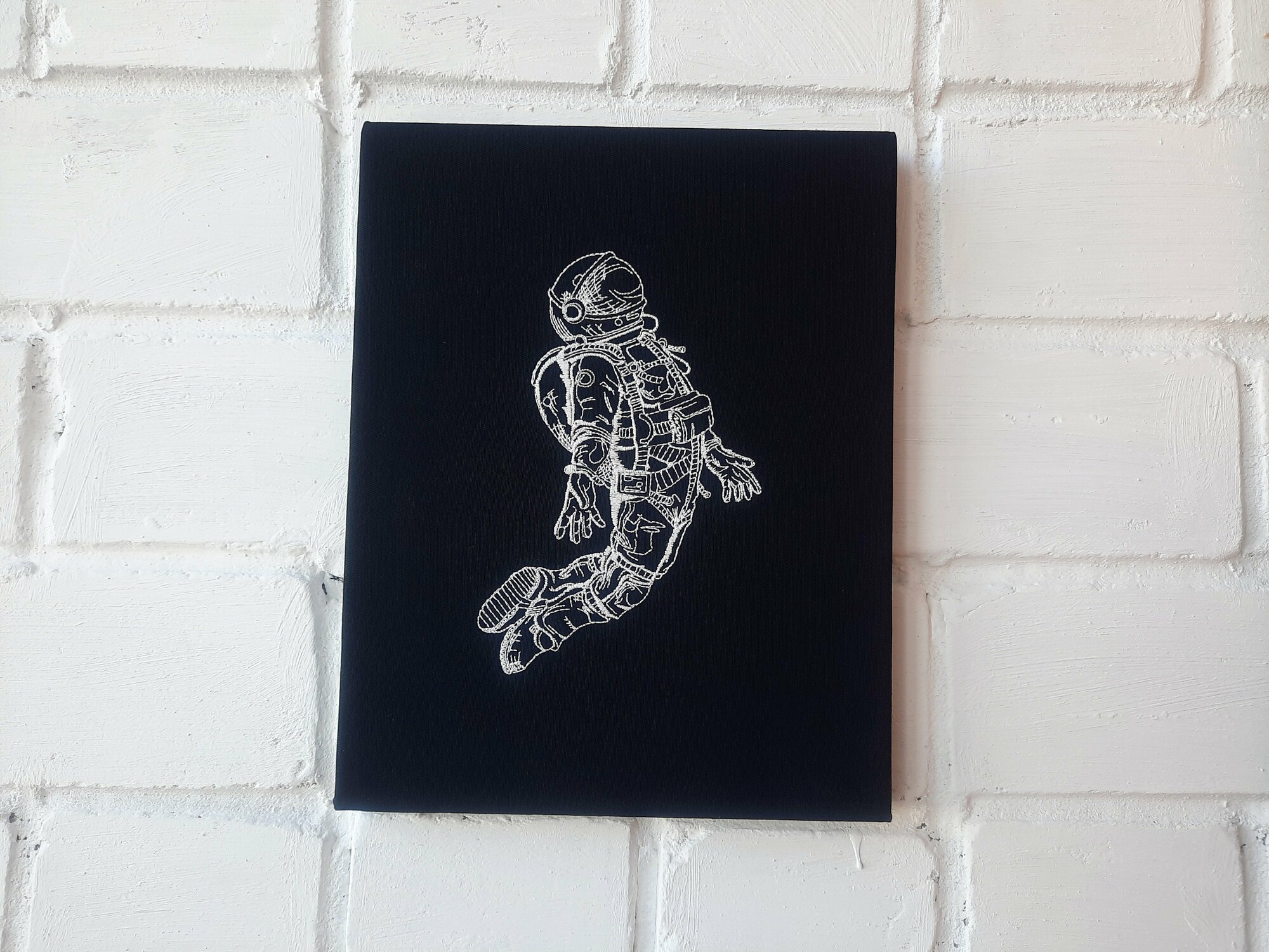 Вышитая картина на подрамнике Космонавт, декор, вышивка, холст, космос, принт, постер