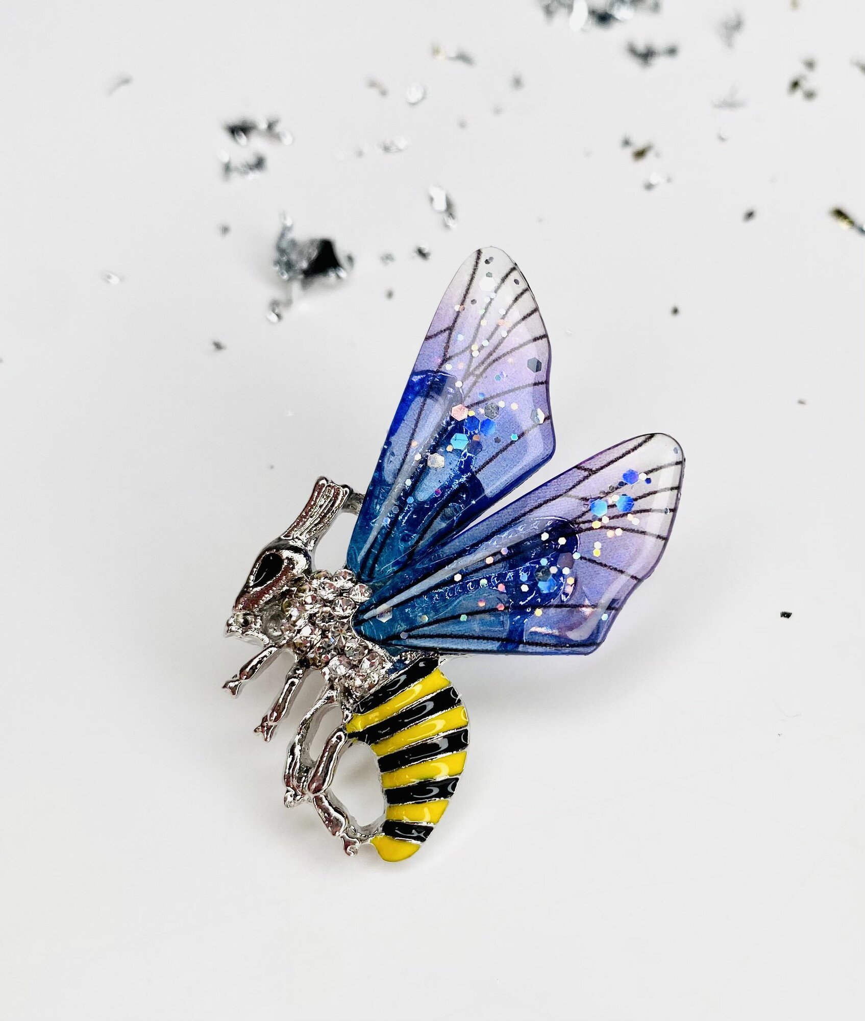 Брошь, искусственный камень, стразы, пластик