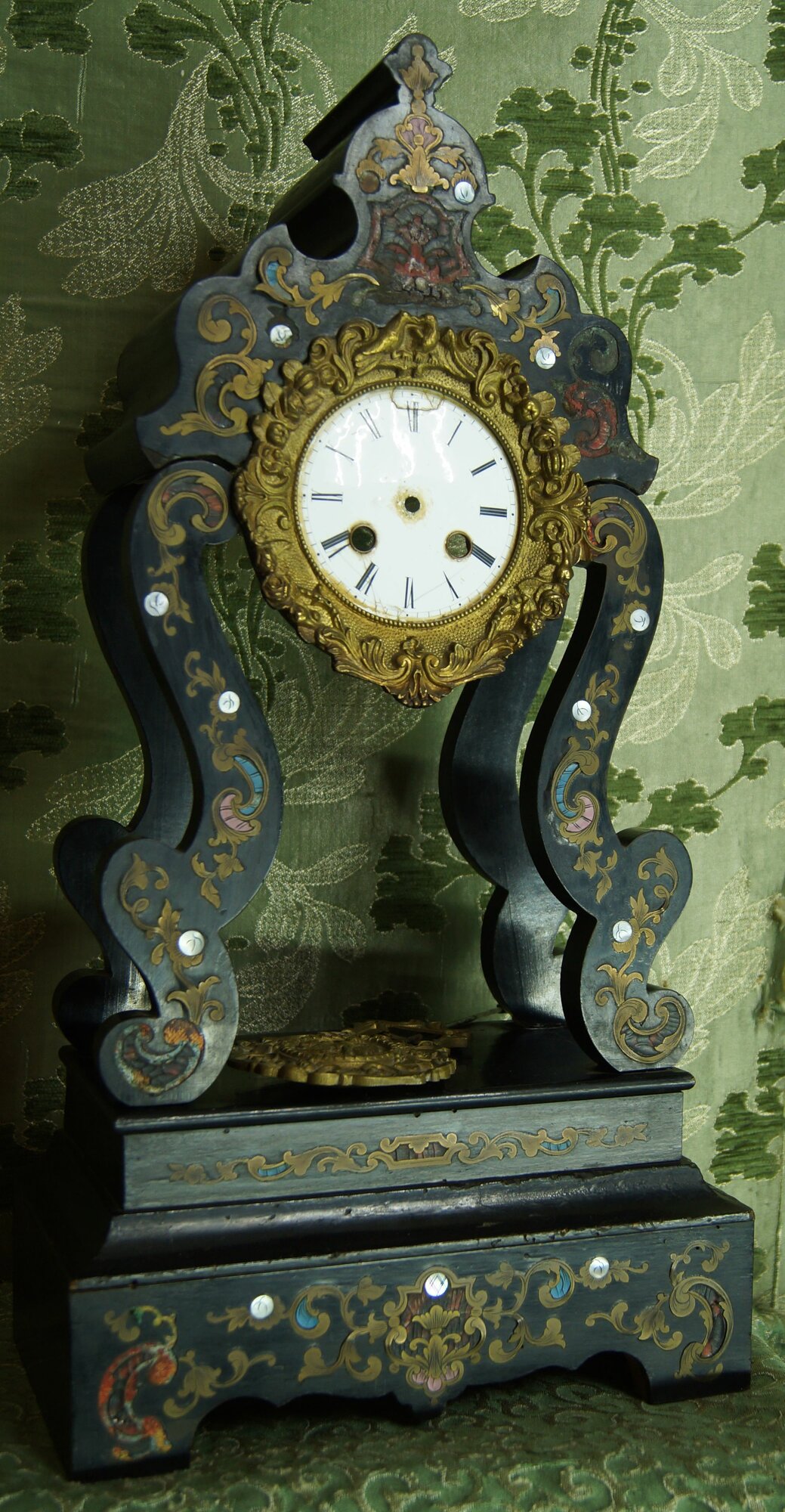 Антикварные старинные каминные большие французские часы "Boulle", 19 век. Необходима частичная реставрация.