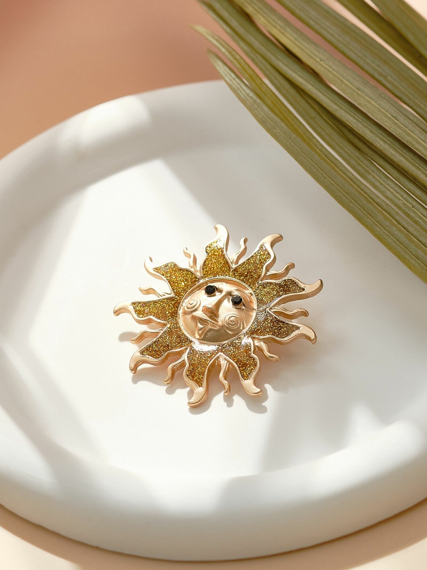 Брошь, стразы