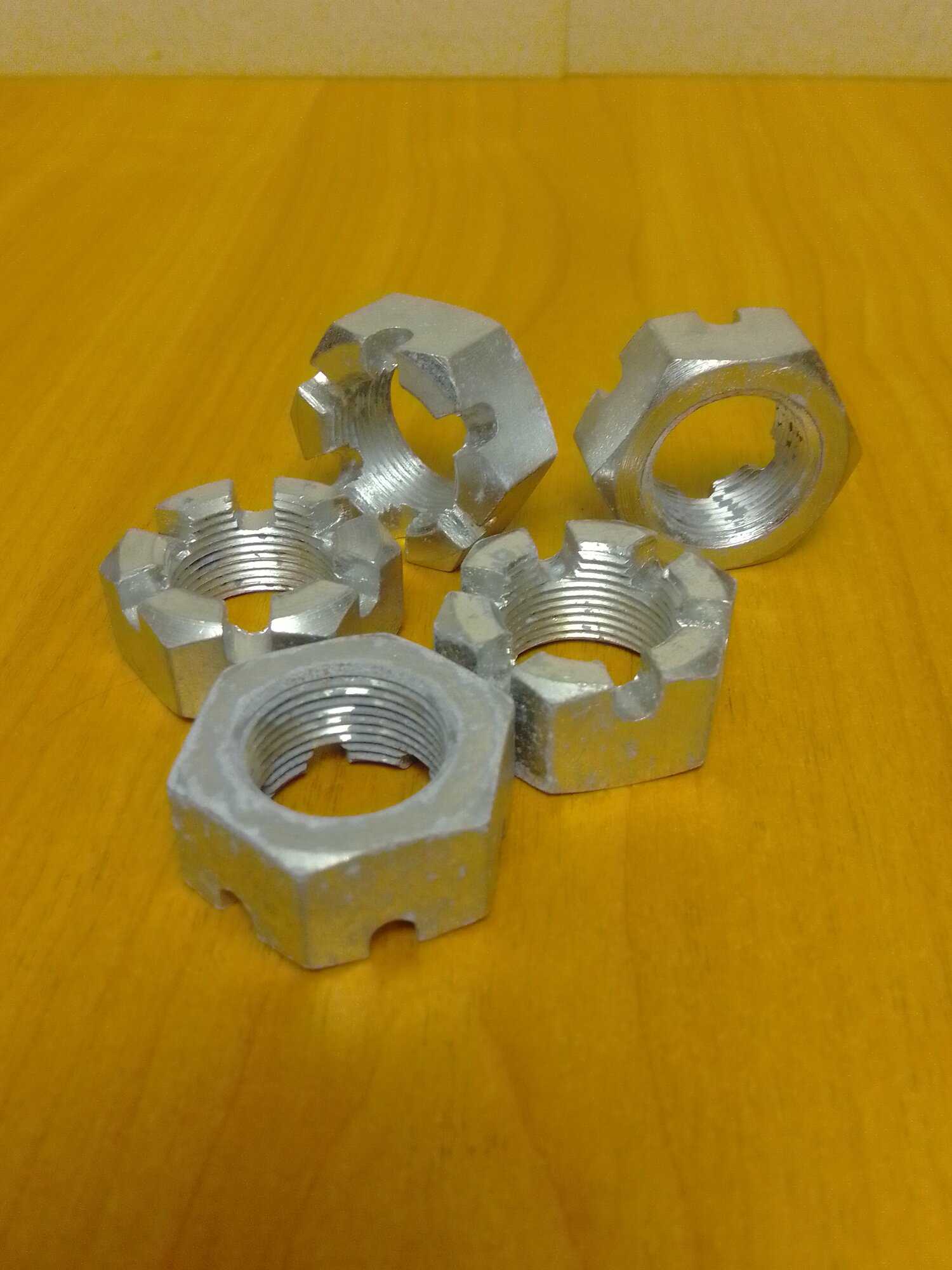 Гайка М24х1,5 корончатая хвостовика ГАЗ-53,3307-09, Валдай; рулевых тяг КАМАЗ; передней ступицы ГАЗ-53,3307, Газель. Комплект 5 штук. Красная Этна.