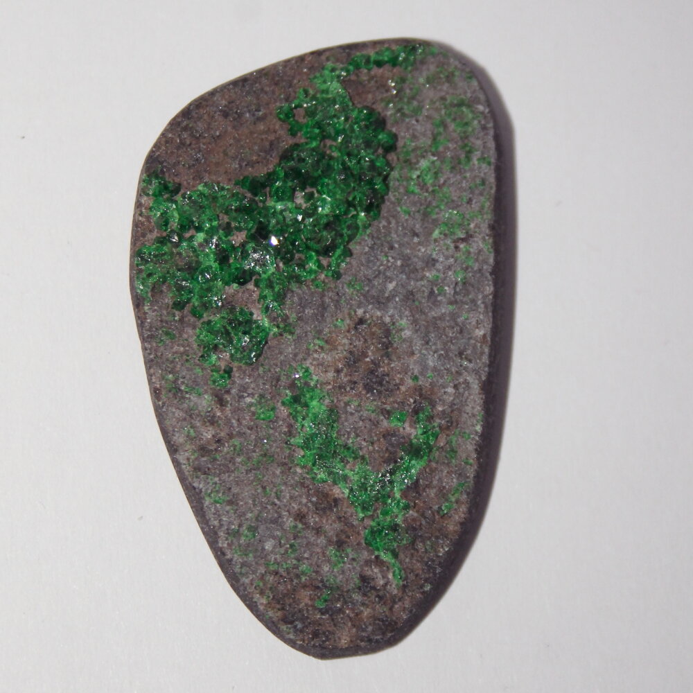 Уваровит кабошон, натуральный камень, 42х24х3 мм, Урал (Сараны), «True Stones»