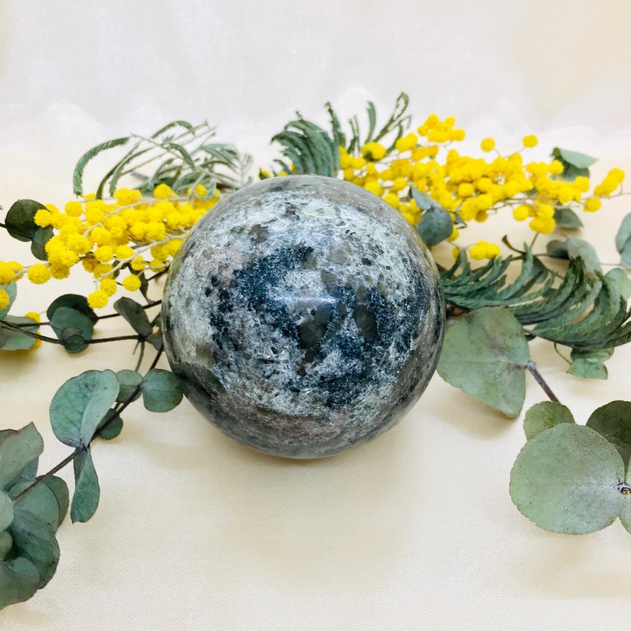 Подарок Сувенир апатит в форме шара