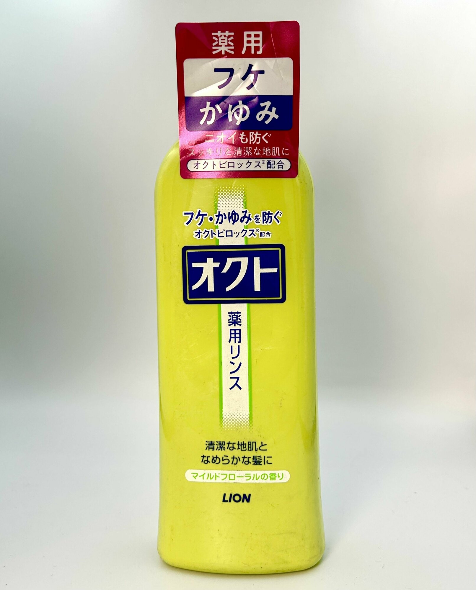 Lion Oct Кондиционер против перхоти и зуда кожи головы с мягким цветочным ароматом 320 мл