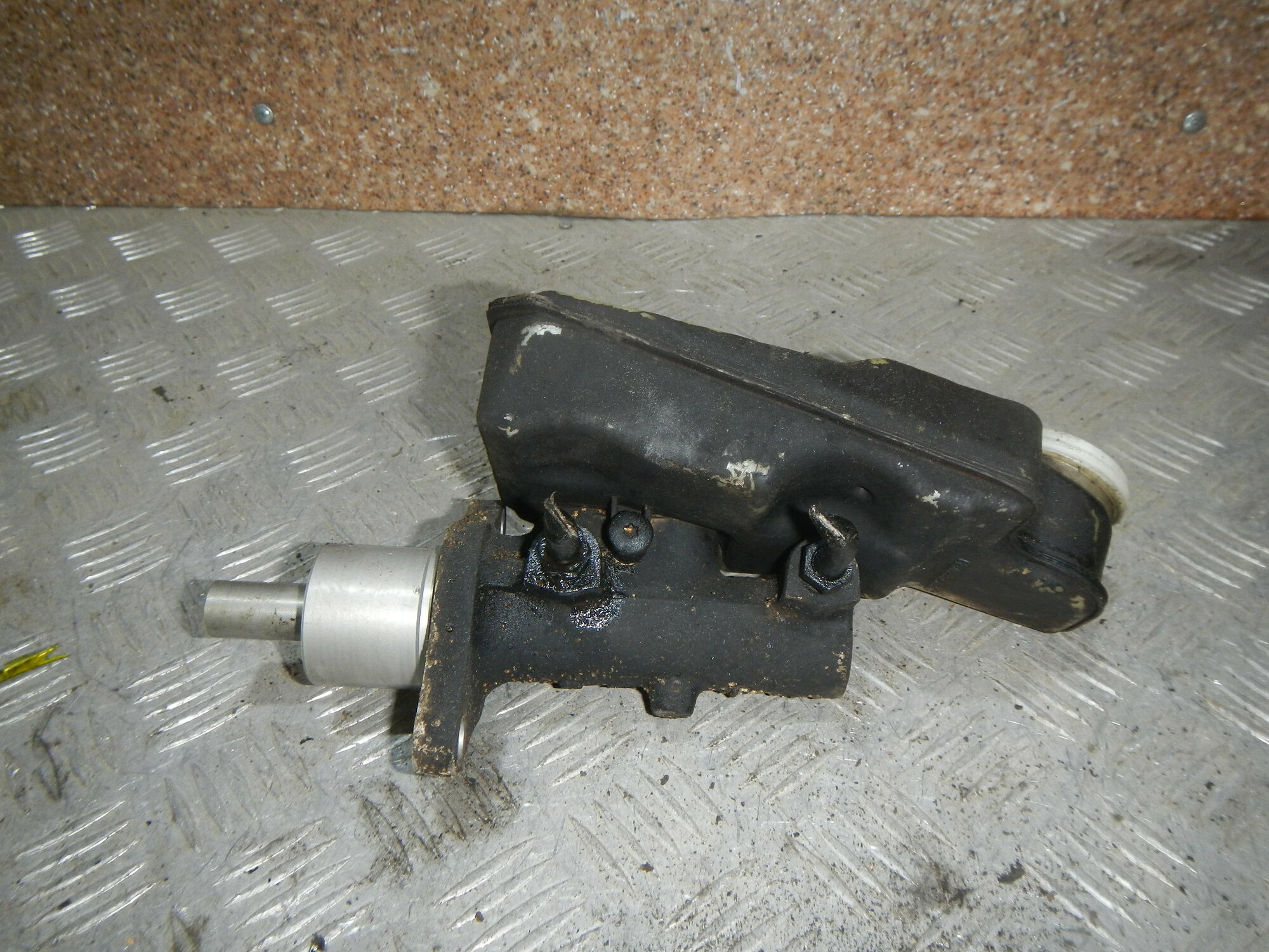 Б/У Цилиндр тормозной главный, Ford (Форд)-FOCUS 2 (08-11) FORD FOCUS 2 (08-11) С бачком Посте пожара, подкопченый 319624...