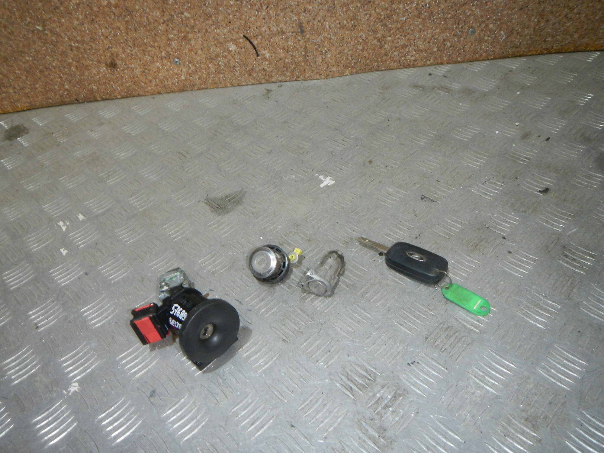 Б/У Замок зажигания, ВАЗ (VAZ)-LADA VESTA (веста) LADA VESTA (Веста) 1 ключ,2 вставки. Без видимых повреждений. 576899 LA...