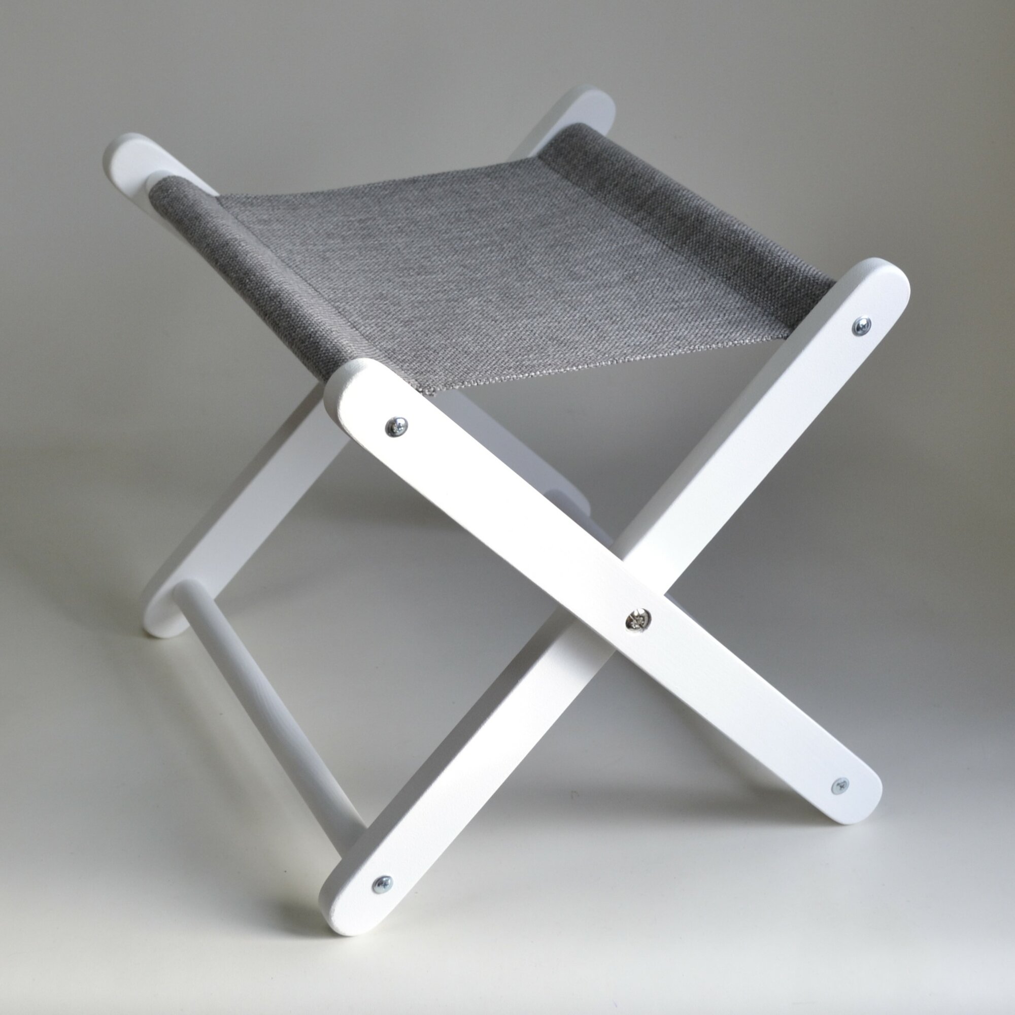 Подставка для сумок из рогожки серая дымка с белой деревянной основой