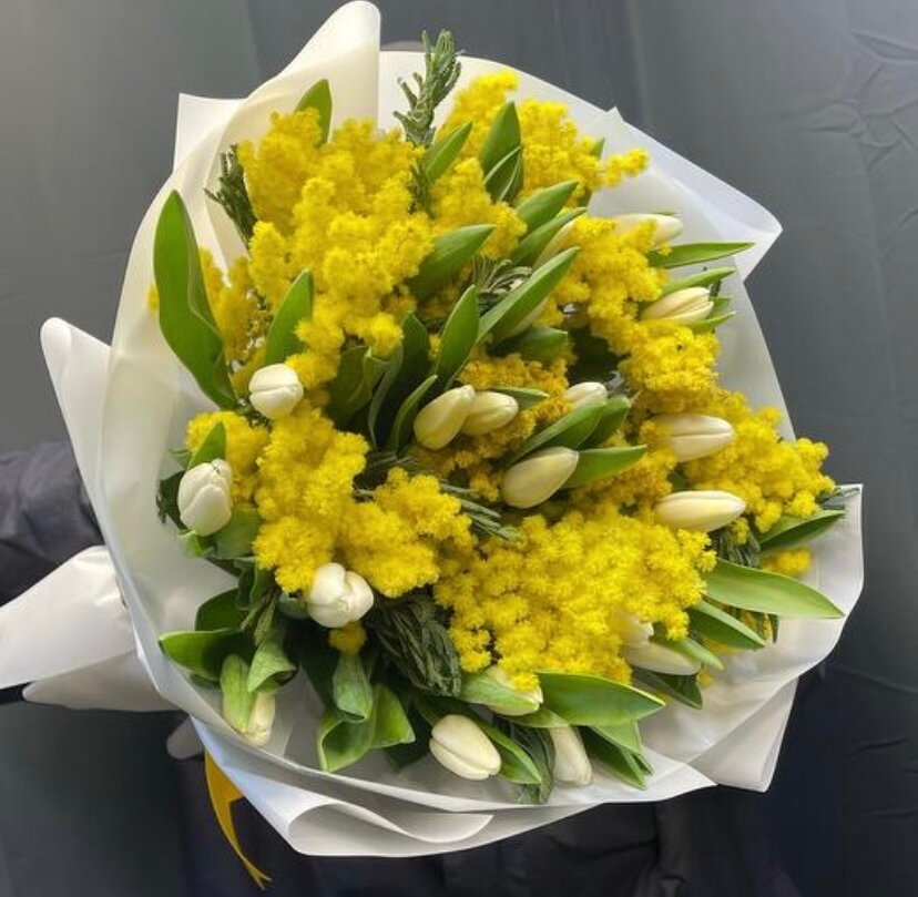 Букет живых цветов "Мимоза и тюльпаны", NURA FLOWERS 25 шт, высота 40 см, с желтыми и белыми цветами