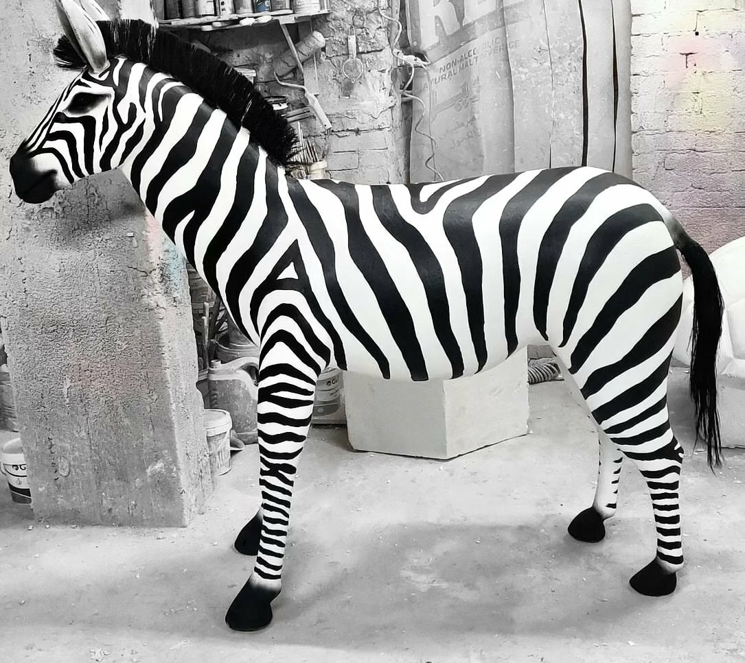 Скульптура из пенопласта с окраской "Зебра"