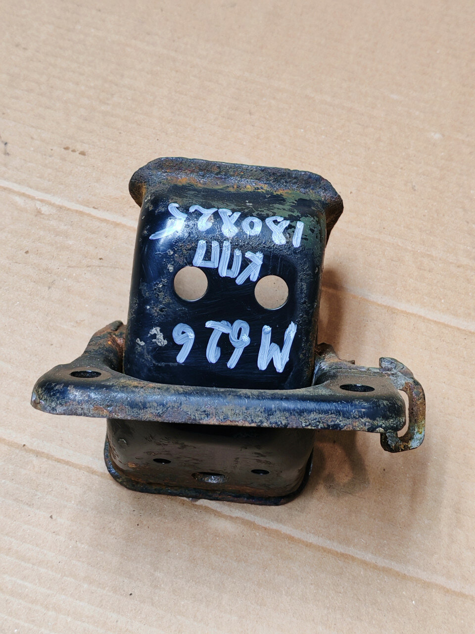 Кронштейн КПП левый Mazda 626 GE