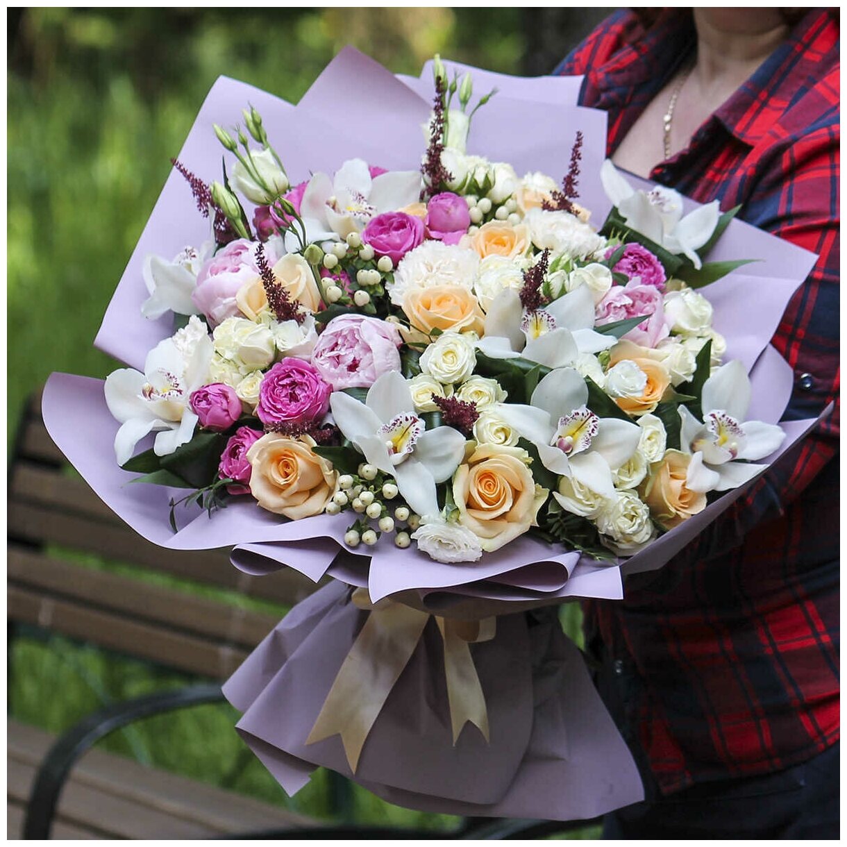 Цветы живые букет из белых, персиковых роз, орхидей и эустом в дизайнерской упаковке "Желанный"