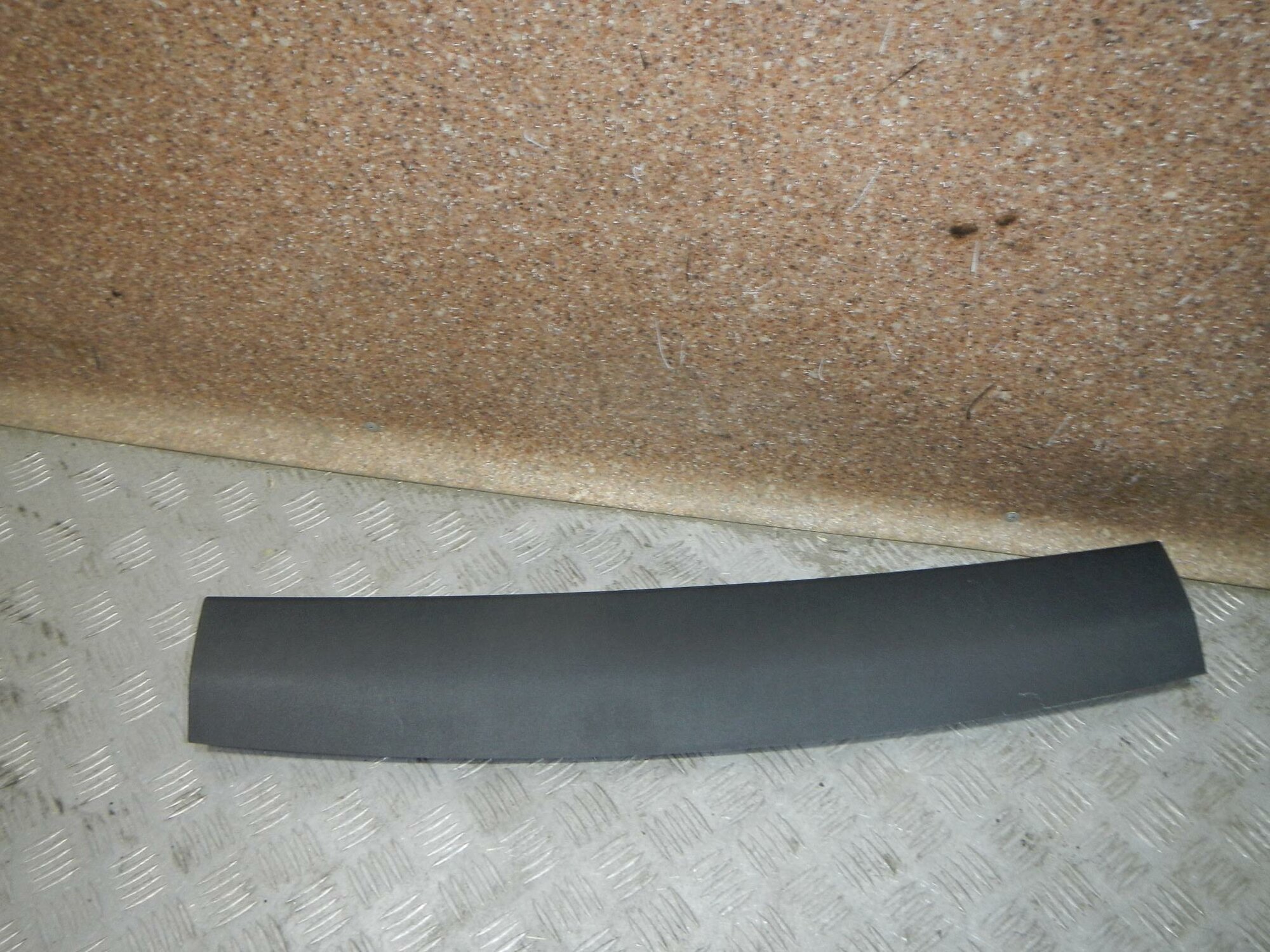 Б/У Обшивка двери багажника, Mitsubishi (Митсубиси)-ASX (10-) MITSUBISHI ASX (10-) Верхняя. Потертости. 463231 MITSUBISHI...