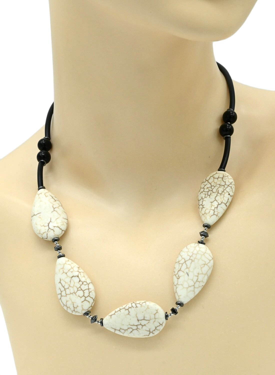 Колье, кахолонг