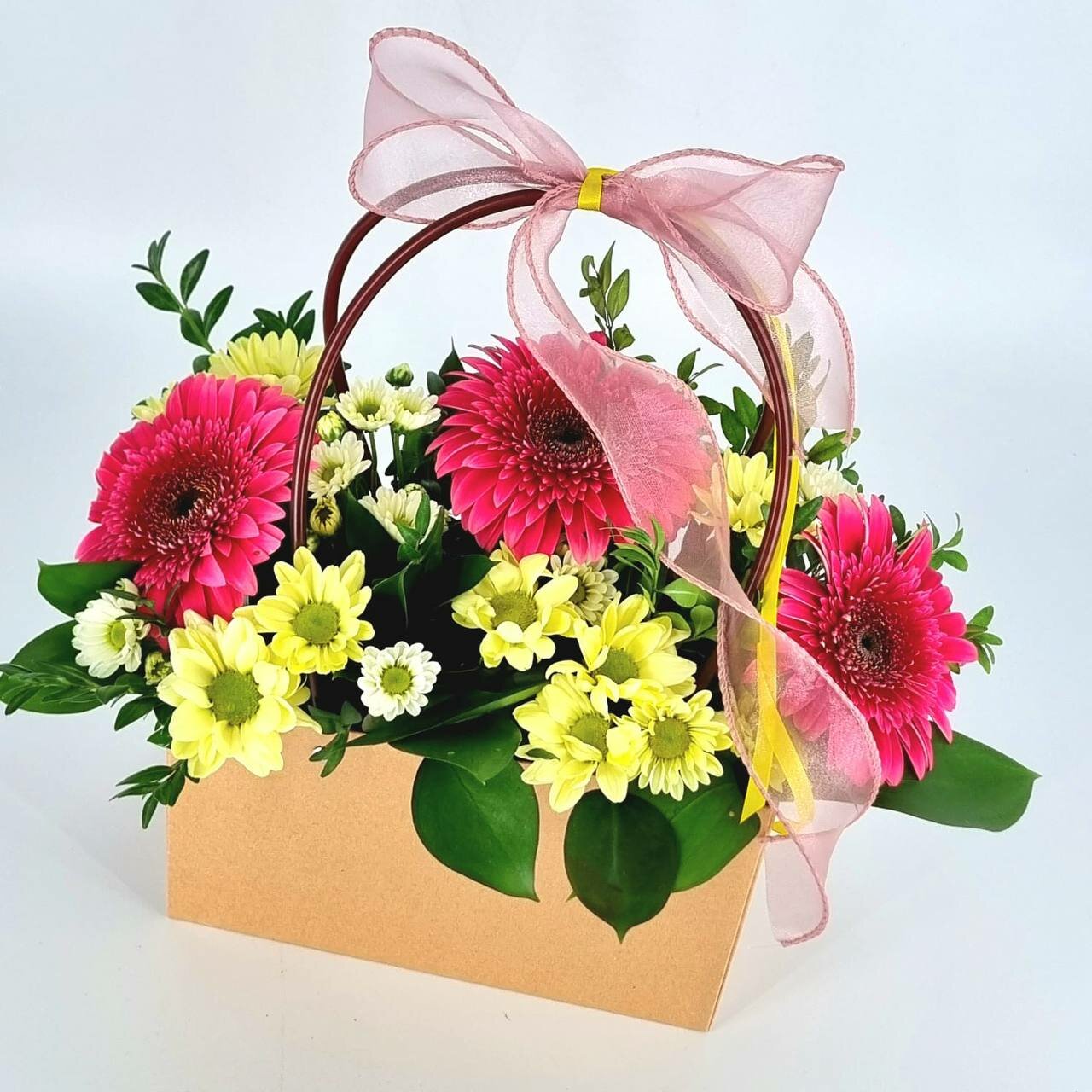 Цветы микс в сумочке для девушки, женщины. Букет из гербер, хризантем, сантини