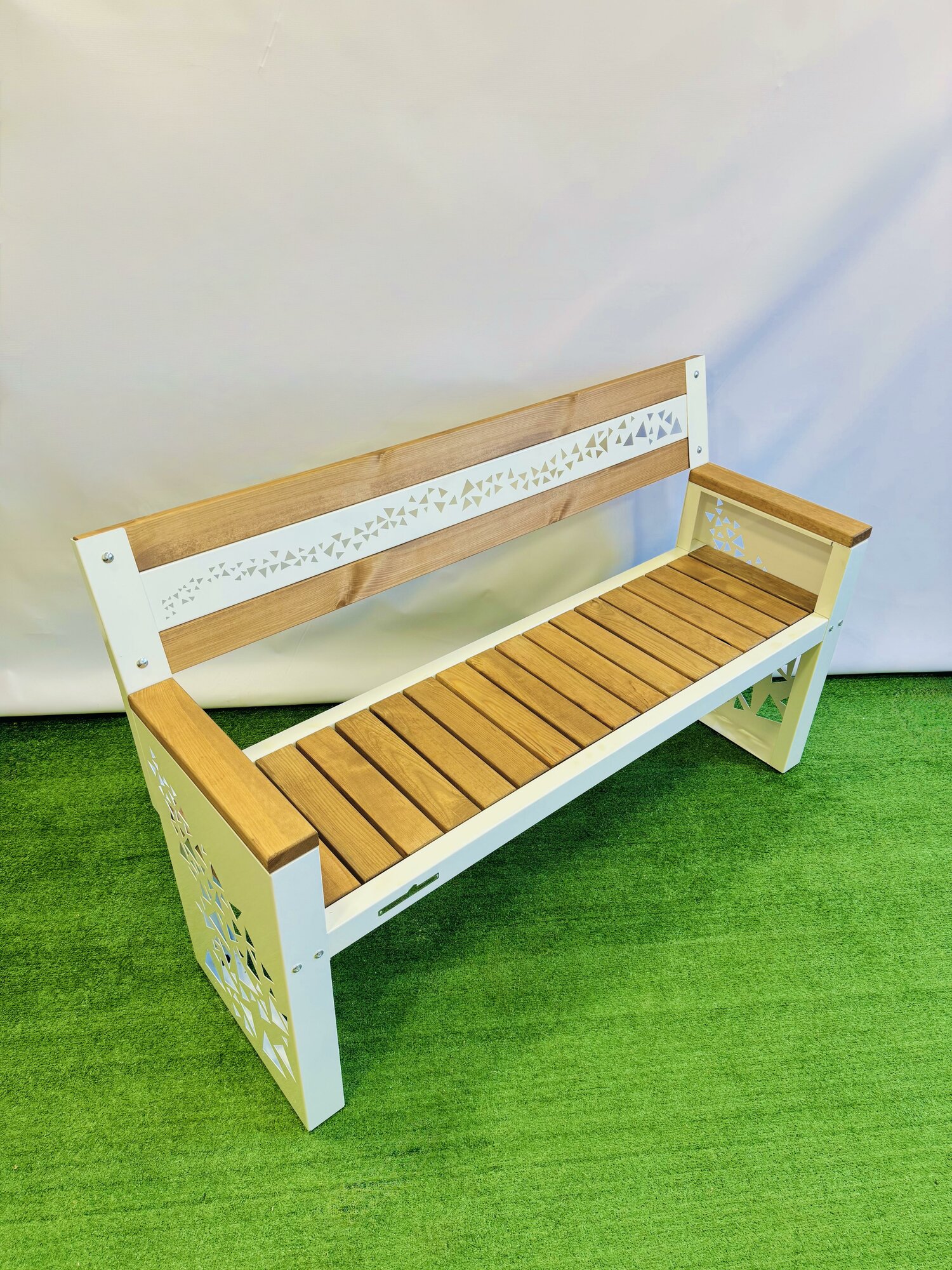 Скамейка Feroom Group "Комета", дерево/металл, с подлокотниками, прочная спинка, 141х46х90 см