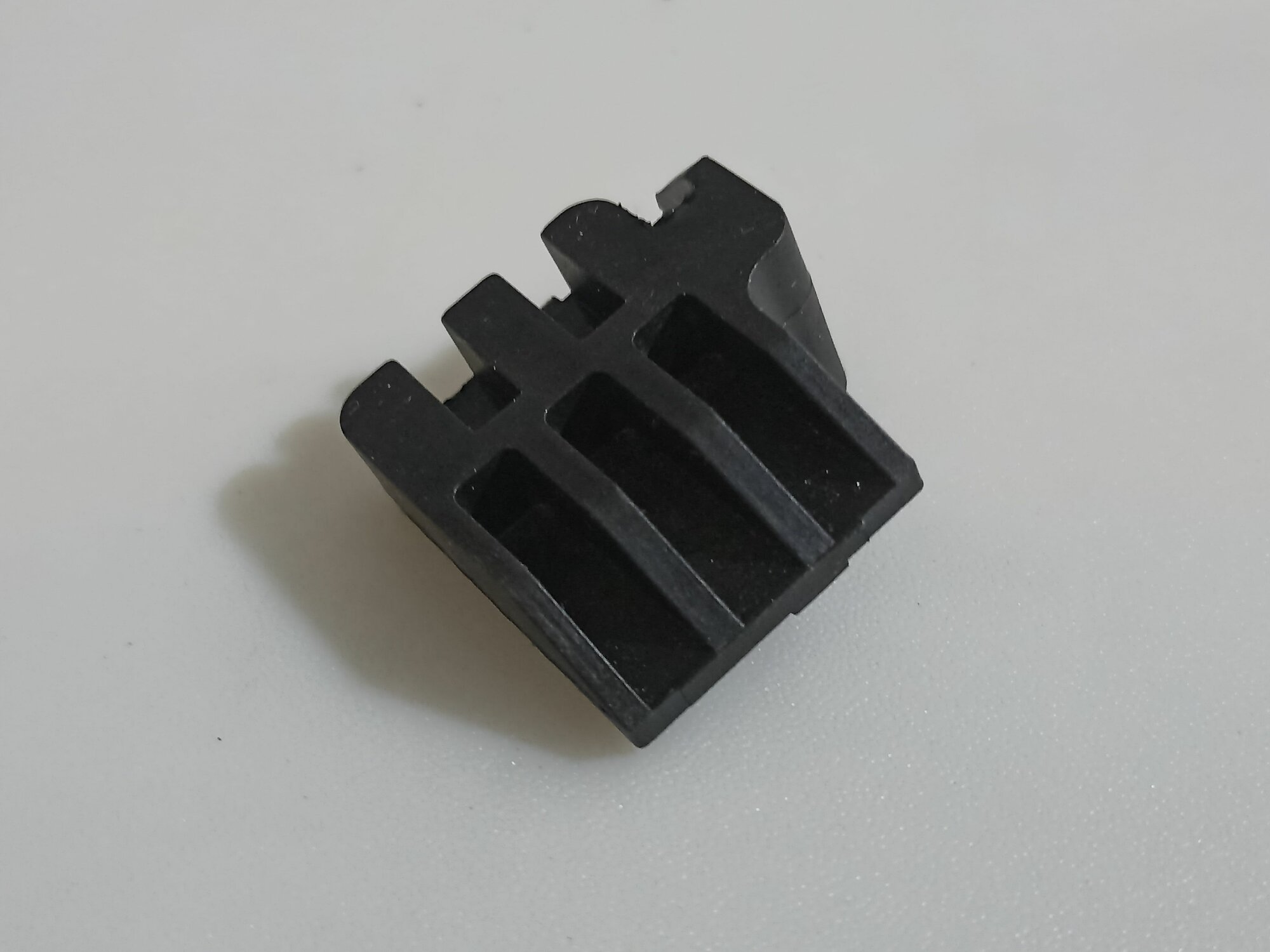 Фиксатор стекла, нижний левый, для ДШ Monsher MOE4592