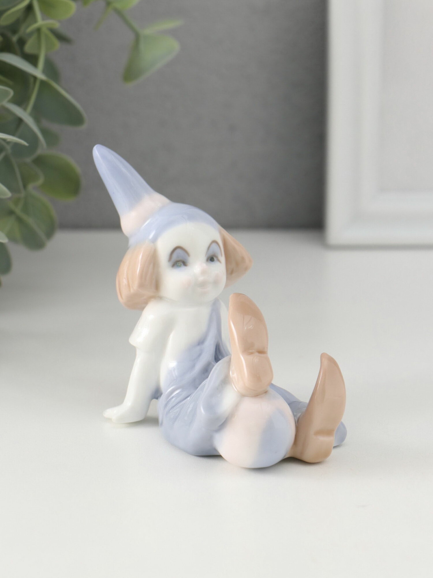 Фигурка керамика "Маленький клоун в колпаке с мячом", 8.5x5x7 см