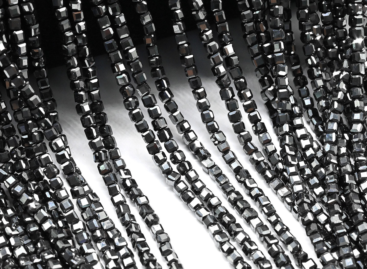 Бусины из гематита кубик 2мм цв. графит, 38см, 150 бусин .