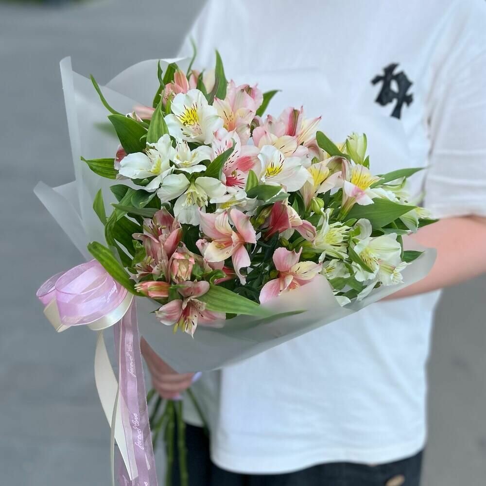 Альстромерии в матовой упаковке