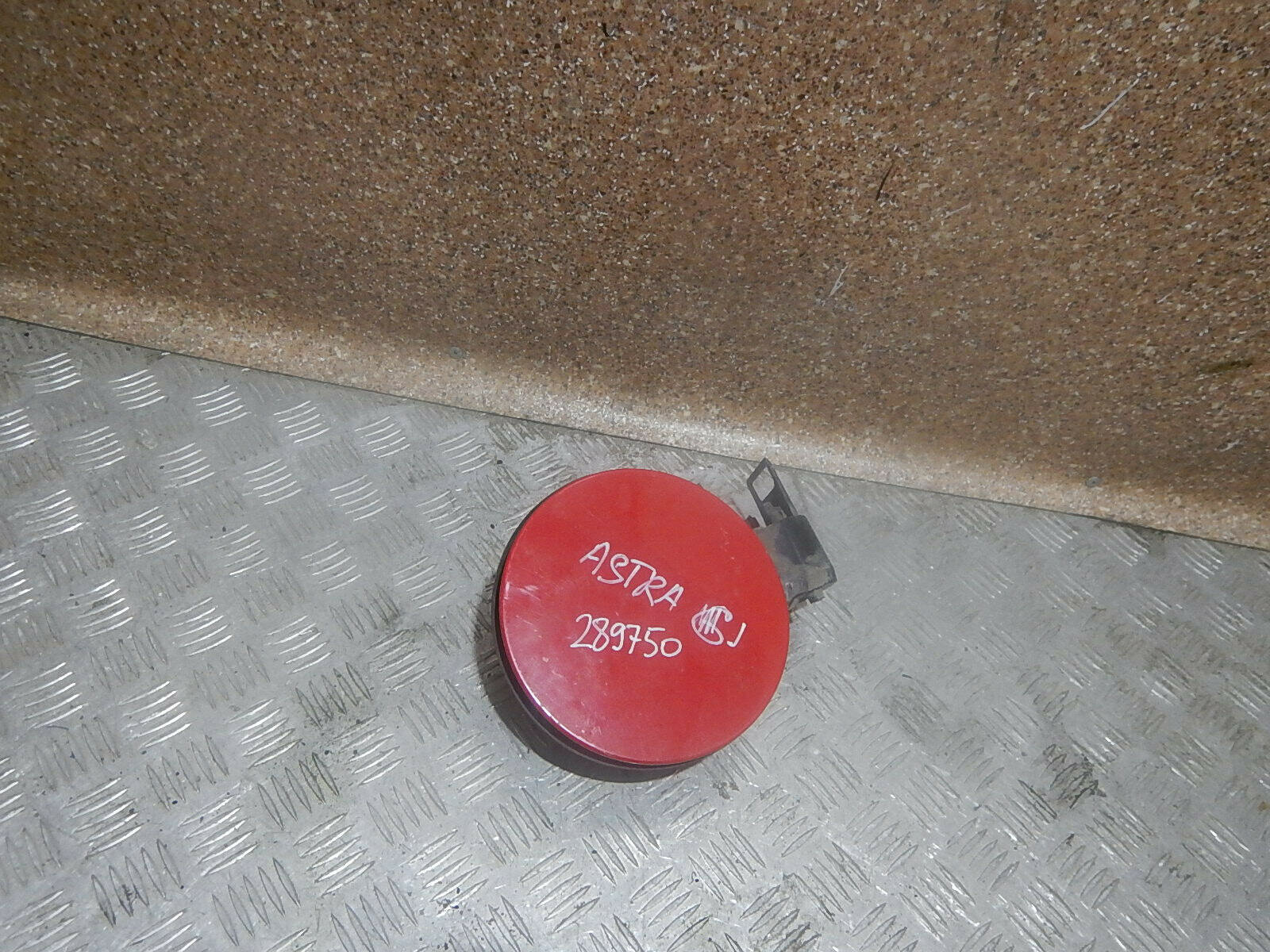 Б/У Лючок бензобака, Opel (Опель)-ASTRA J (09-) OPEL ASTRA J (09-) 3 двери, в сборе. Без повреждений. 289750 GENERAL MOTO...