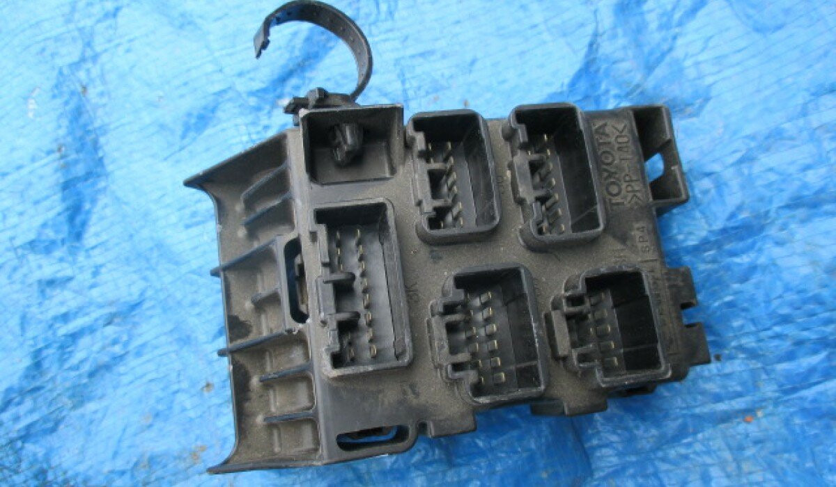 Блок предохранителей Avensis II Toyota 8273405030